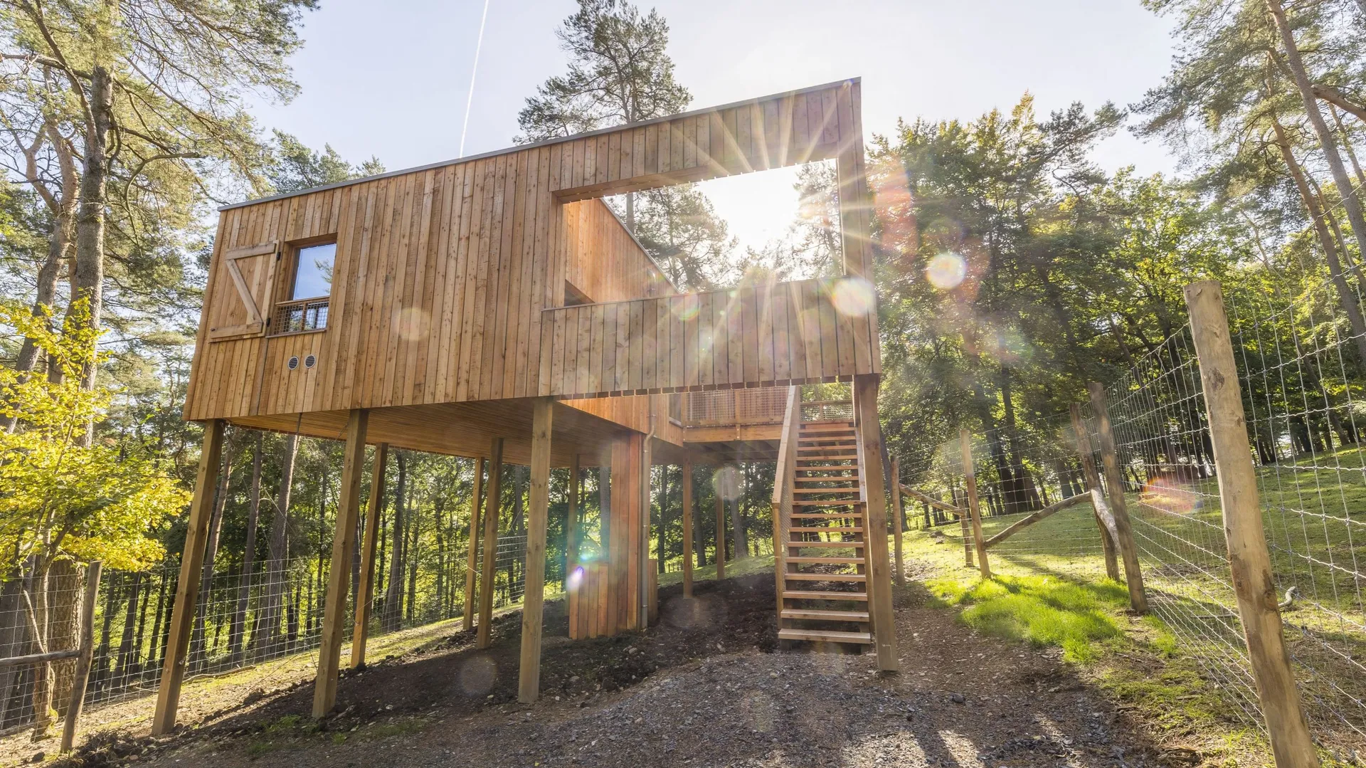 Theux : un hôtel de six chambres et cinq lodges bâti au coeur du parc animalier Forestia - RTBF ...