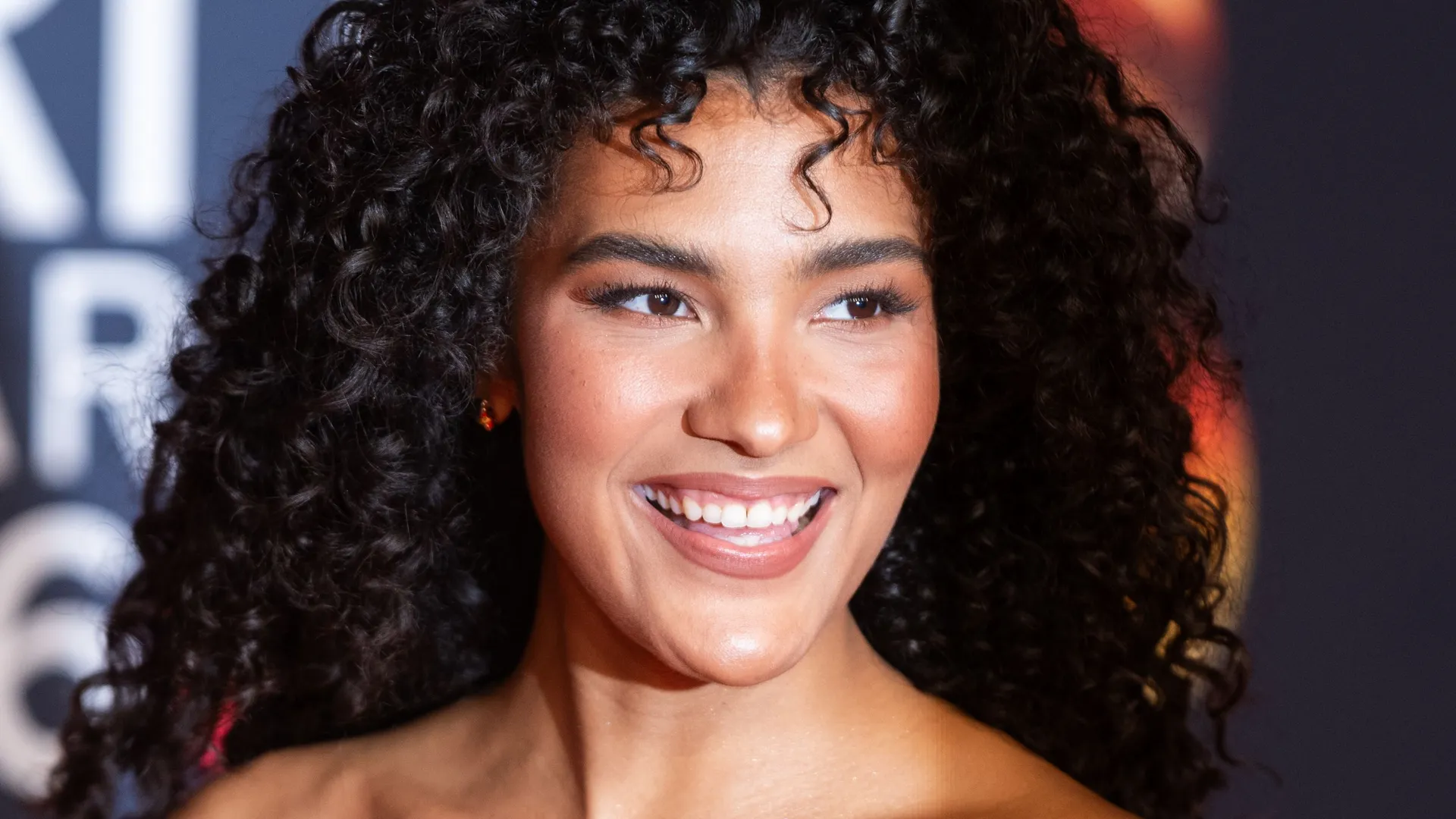 Tip Top : Olivia Dean remonte dans le classement, un artiste quitte le ...