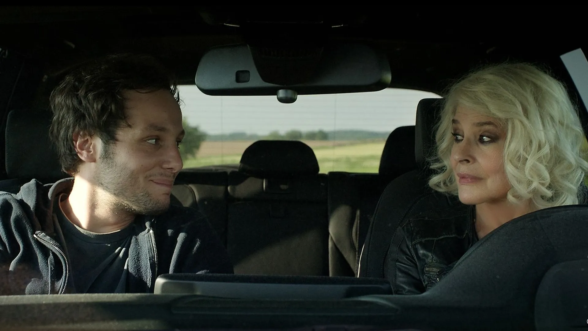 Vianney joue le fils d’une Fanny Ardant déjantée dans 'Ma mère est ...