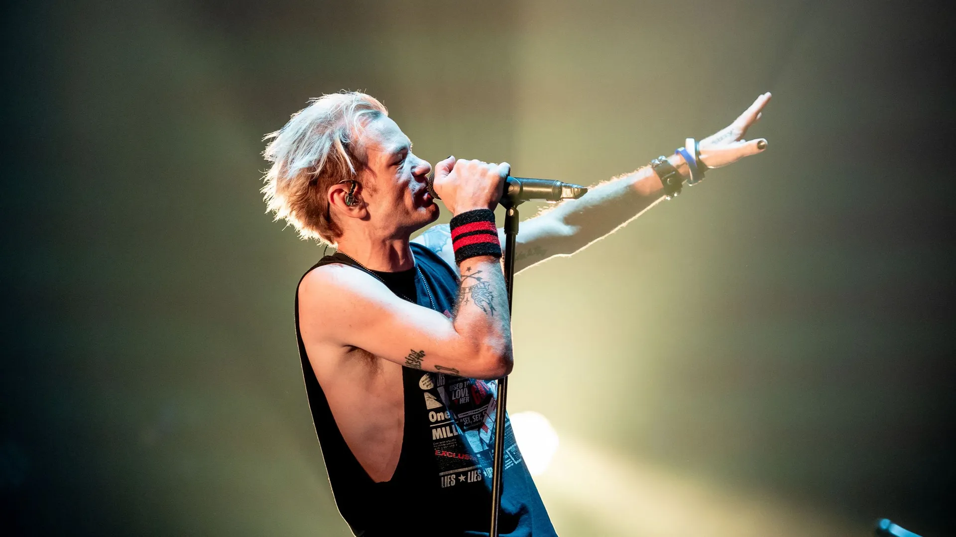 Le chanteur de Sum 41, Deryck Whibley, fait le point sur son état de ...
