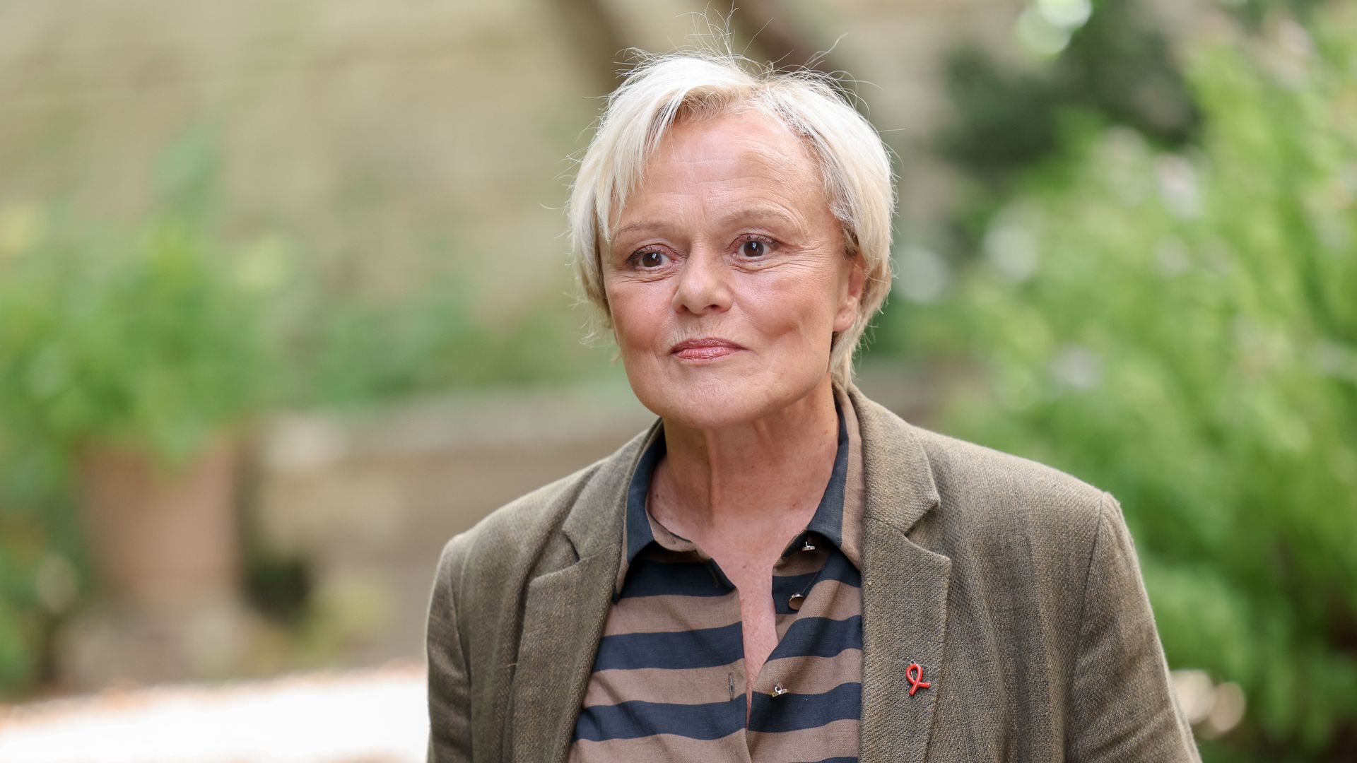 'Mes lèvres se serrent' : Muriel Robin se confie sur ses TOC et ses ...