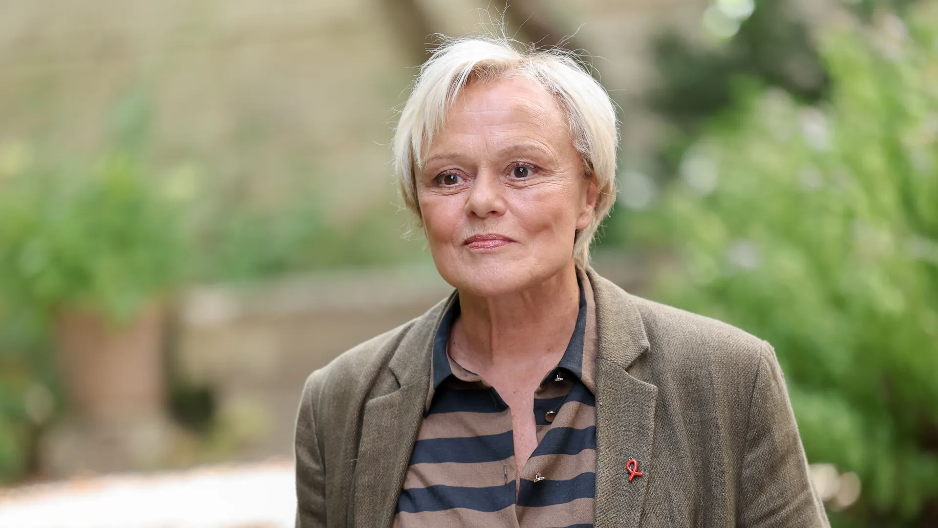 'Mes lèvres se serrent' : Muriel Robin se confie sur ses TOC et ses ...