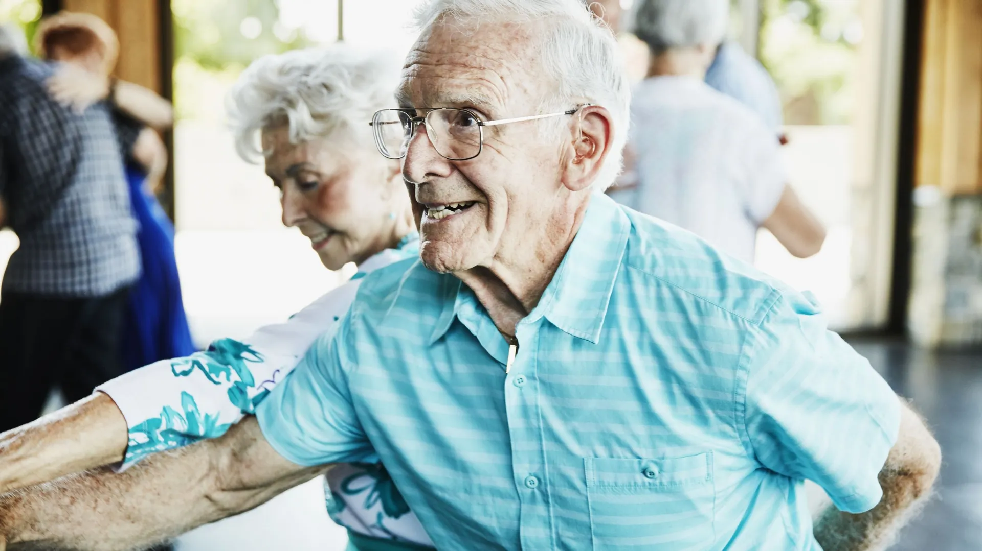 Regardez ces seniors qui ont la patate sur des chorés de Michaël ...