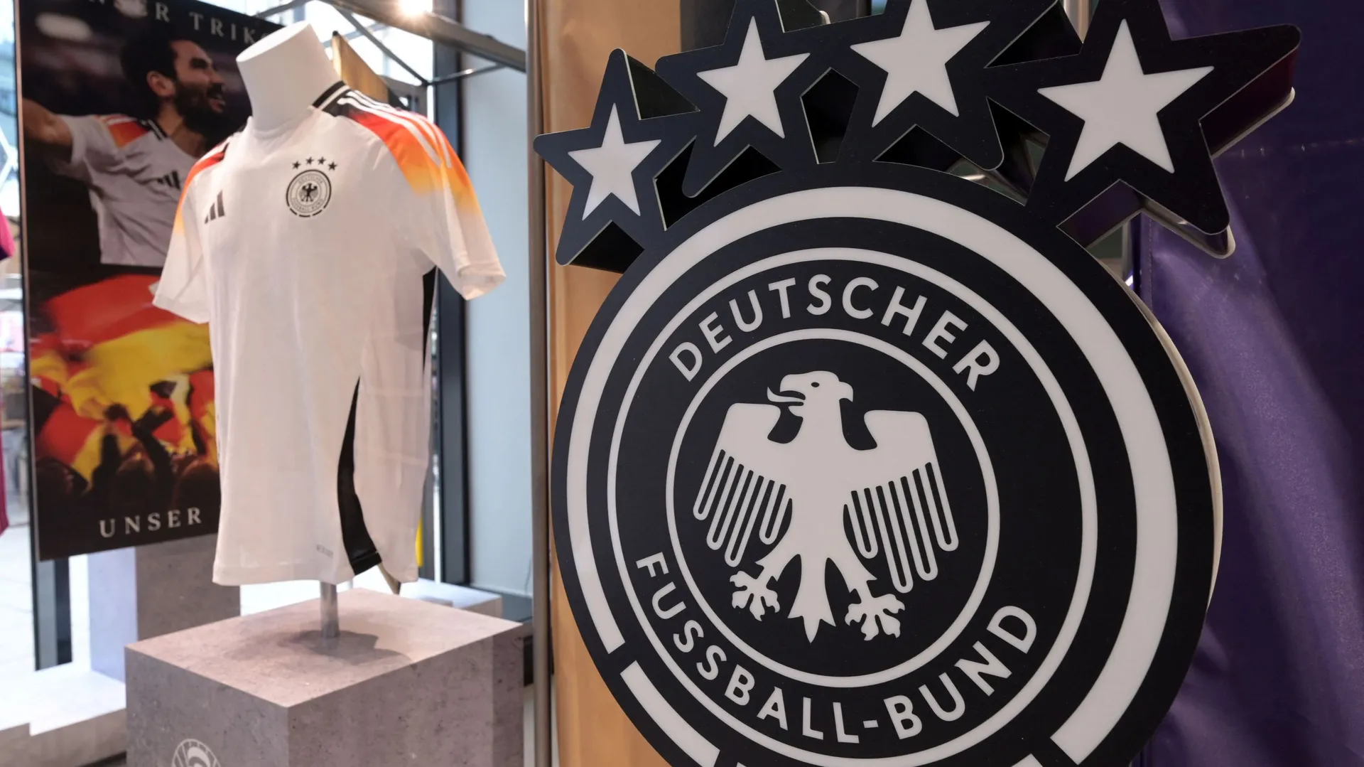 Le numéro 44 semblable à un symbole nazi, l’Allemagne et Adidas ...