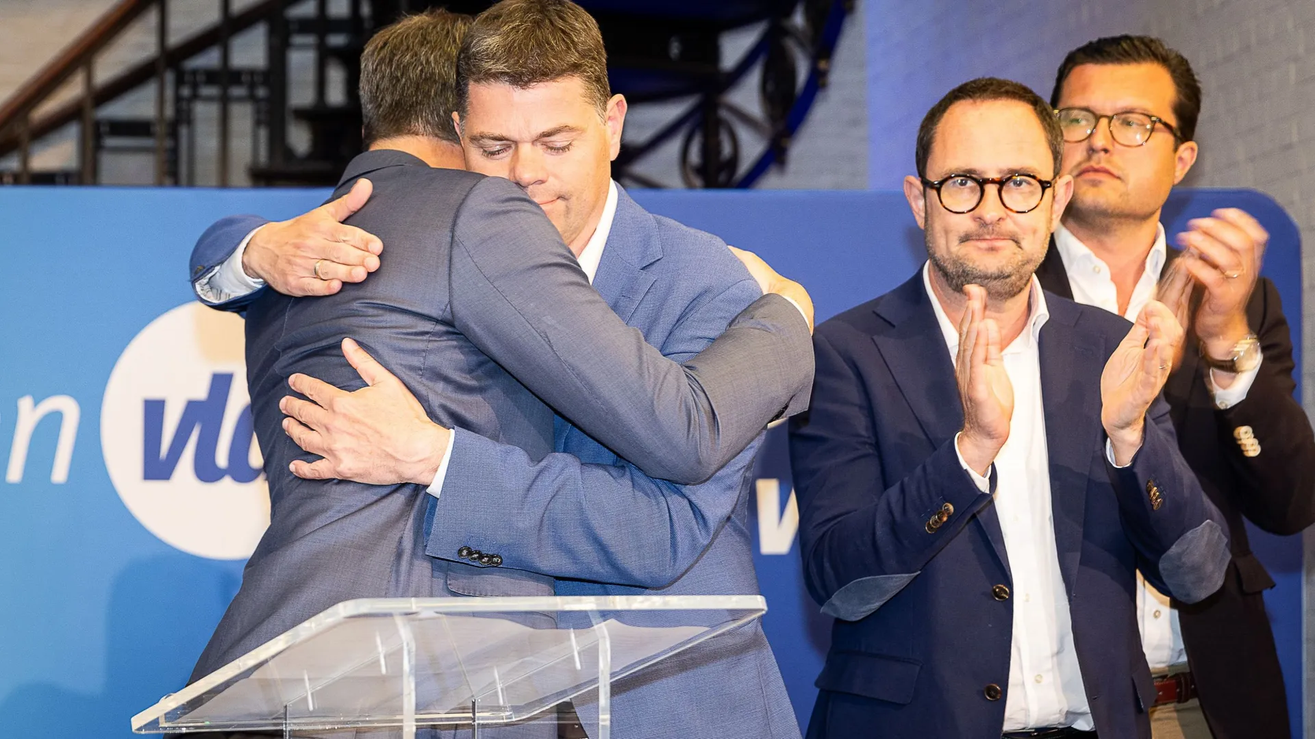Alexander De Croo prête serment à Brakel et cède temporairement sa ...