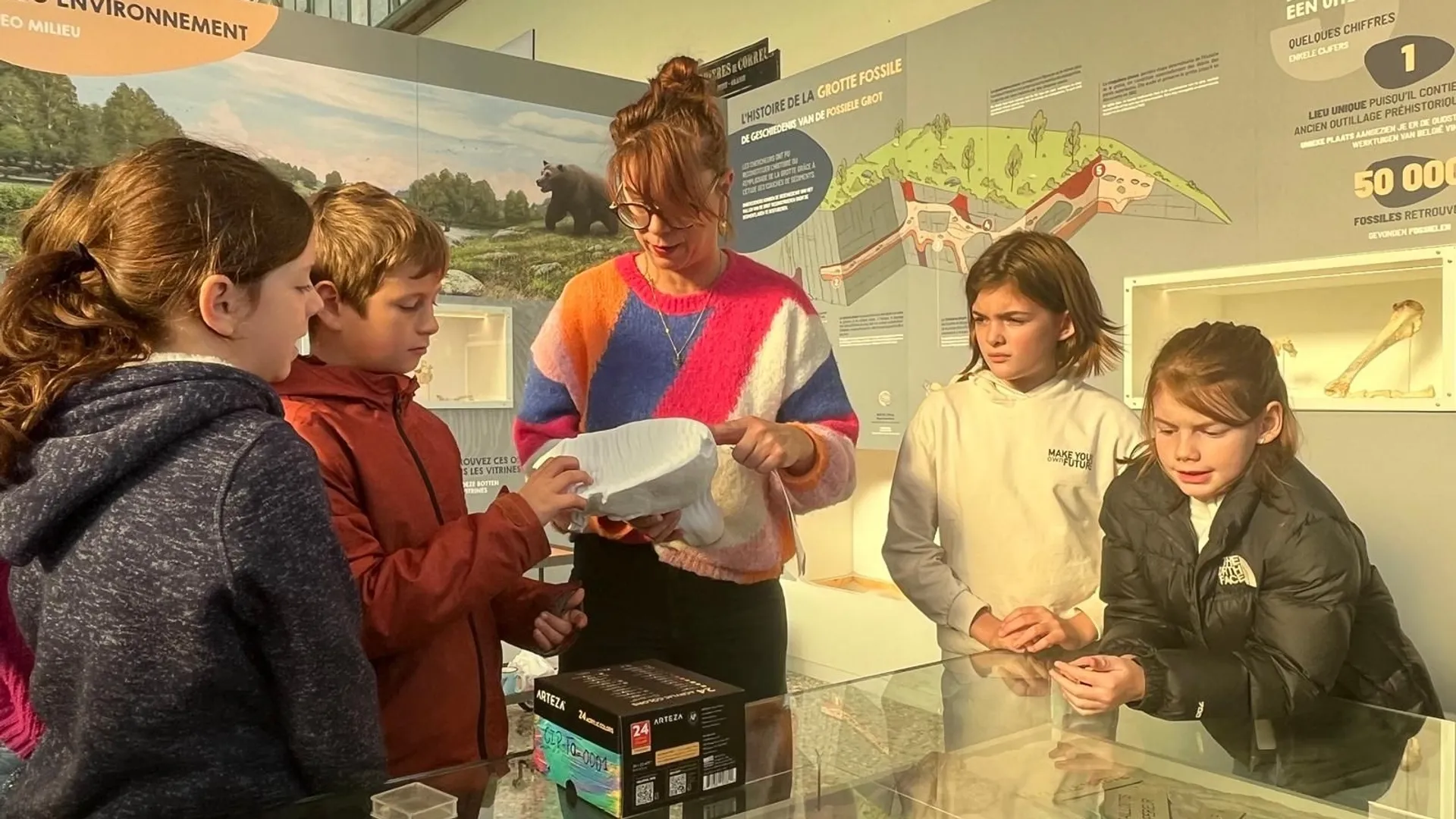 Au centre d'interprétation de la pierre de Sprimont, des enfants sont ...