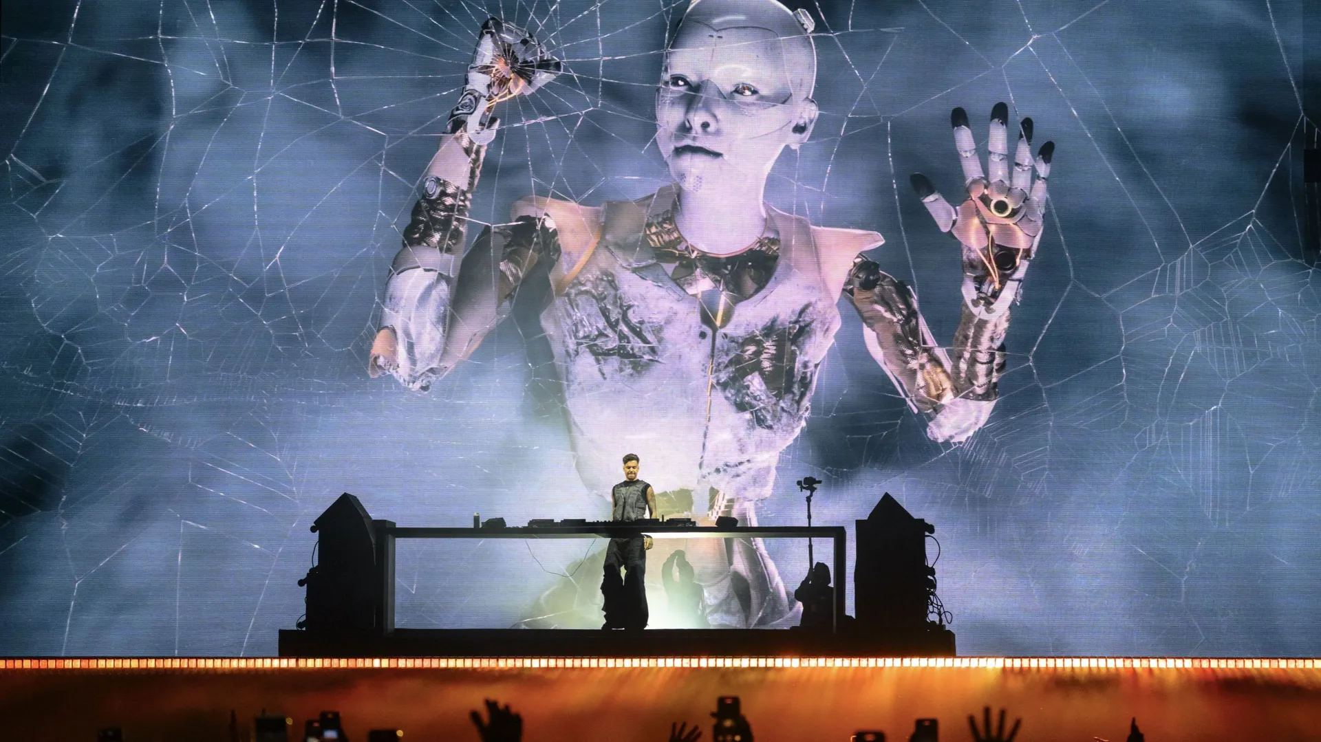 Anyma et son show pharaonique devant les pyramides de Gizeh - RTBF Actus