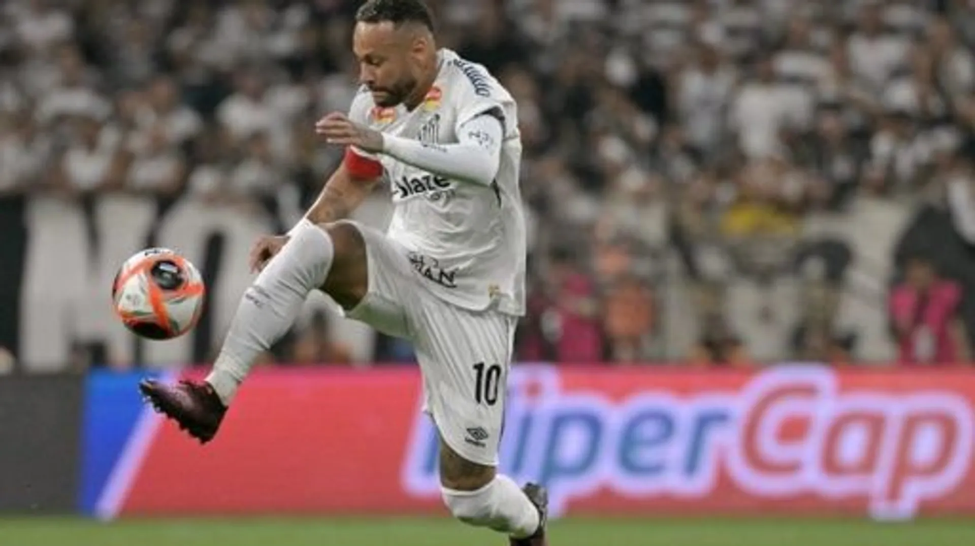 N'est pas Maradona qui veut : Neymar tente de marquer de la main contre ...