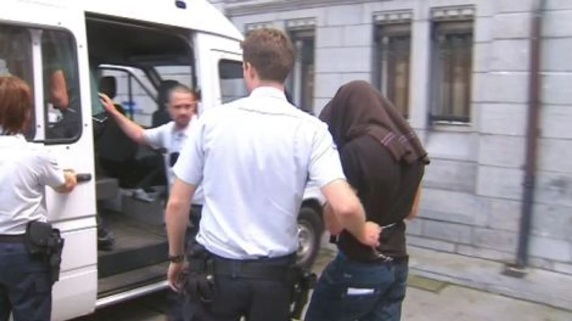 Victime d'une agression homophobe, il diffuse la photo choc sur Facebook - RTBF Actus