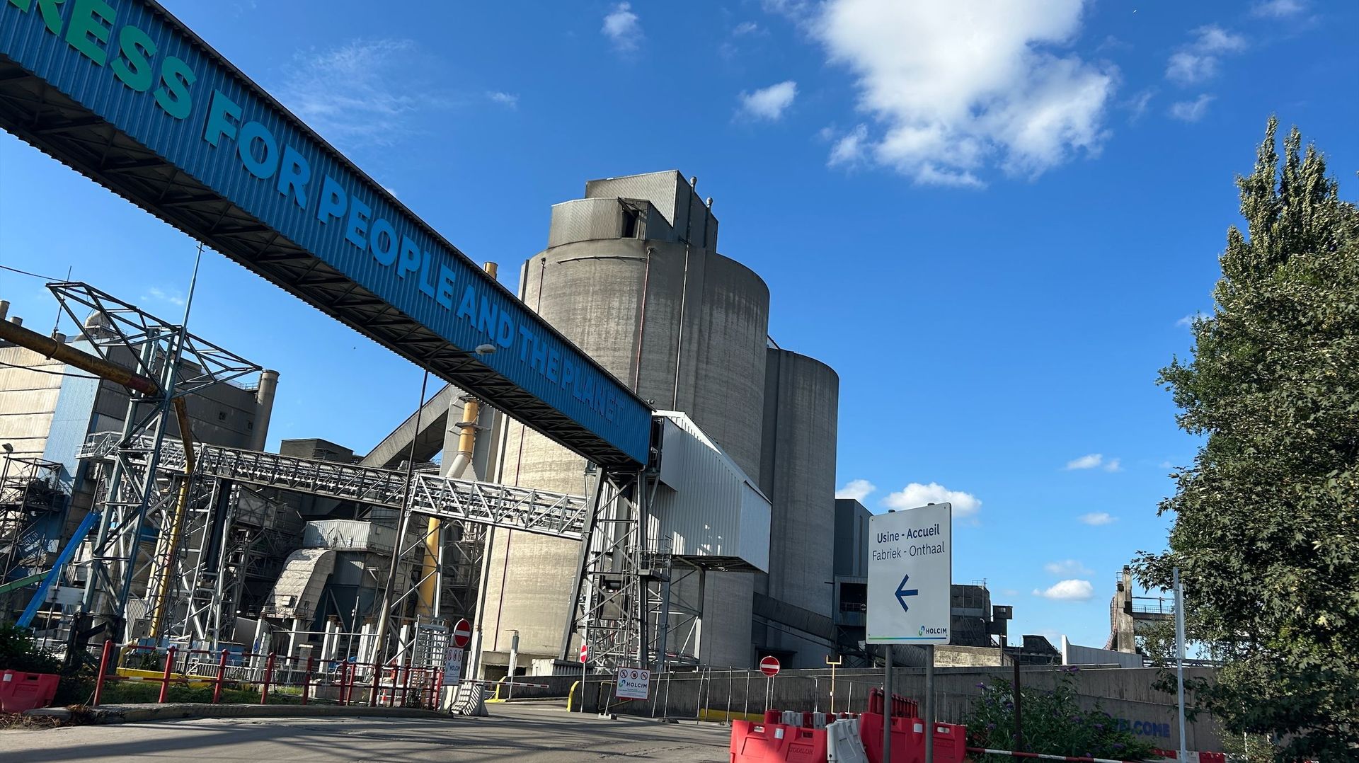 Incendie dans l’usine Cometsambre à Obourg (Mons) : le feu est maîtrisé ...