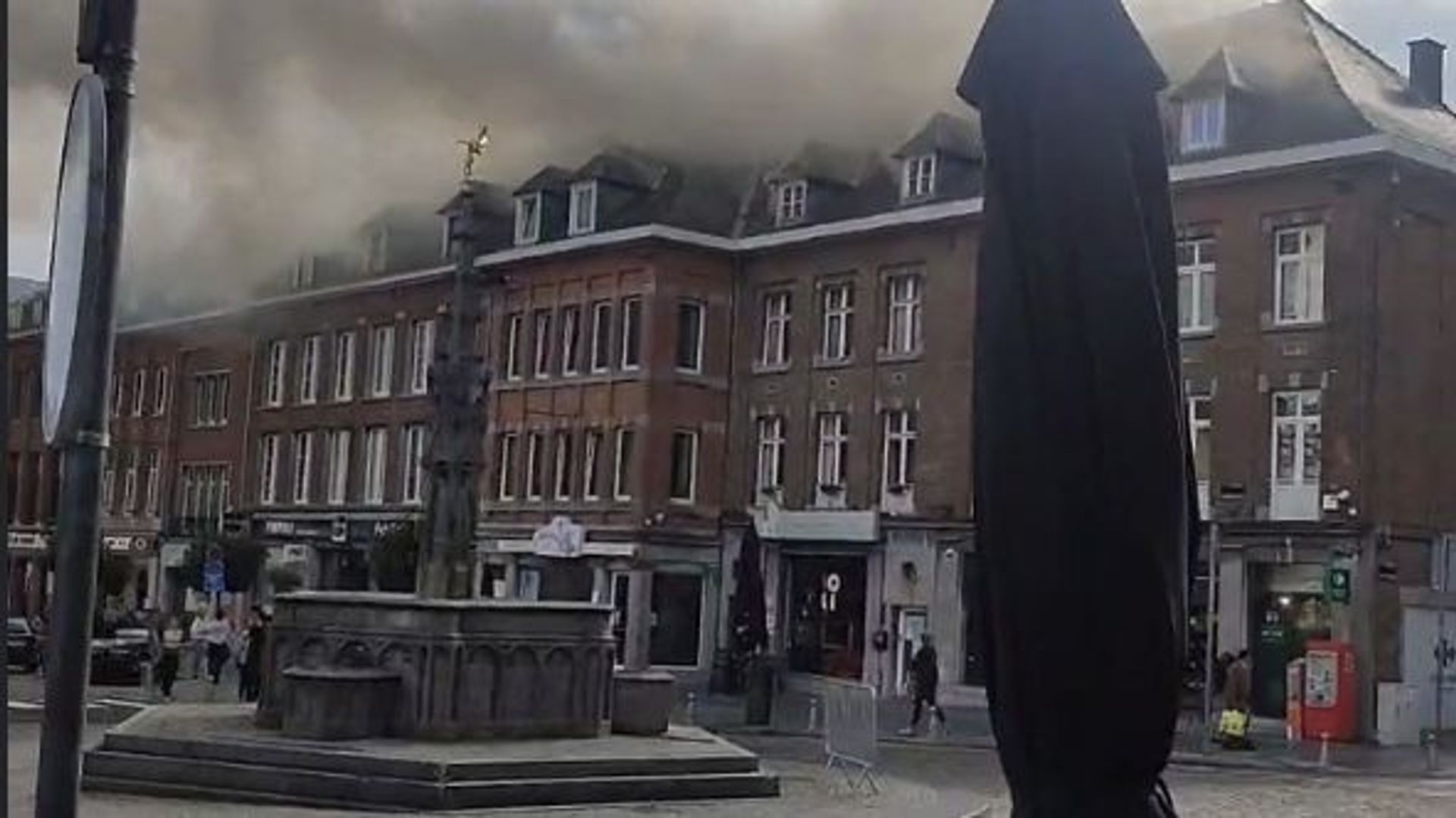 3 immeubles sinistrés par le feu sur la Grand-Place de Nivelles - RTBF ...
