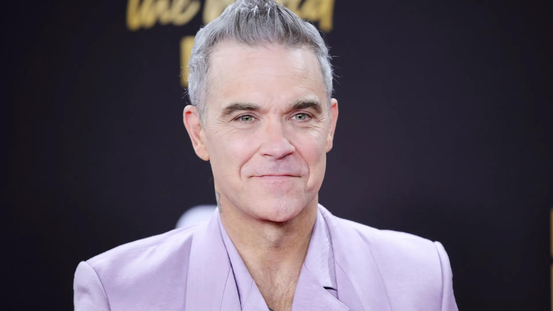 Robbie Williams bat le record des Beatles avec son 16e album n°1 ...