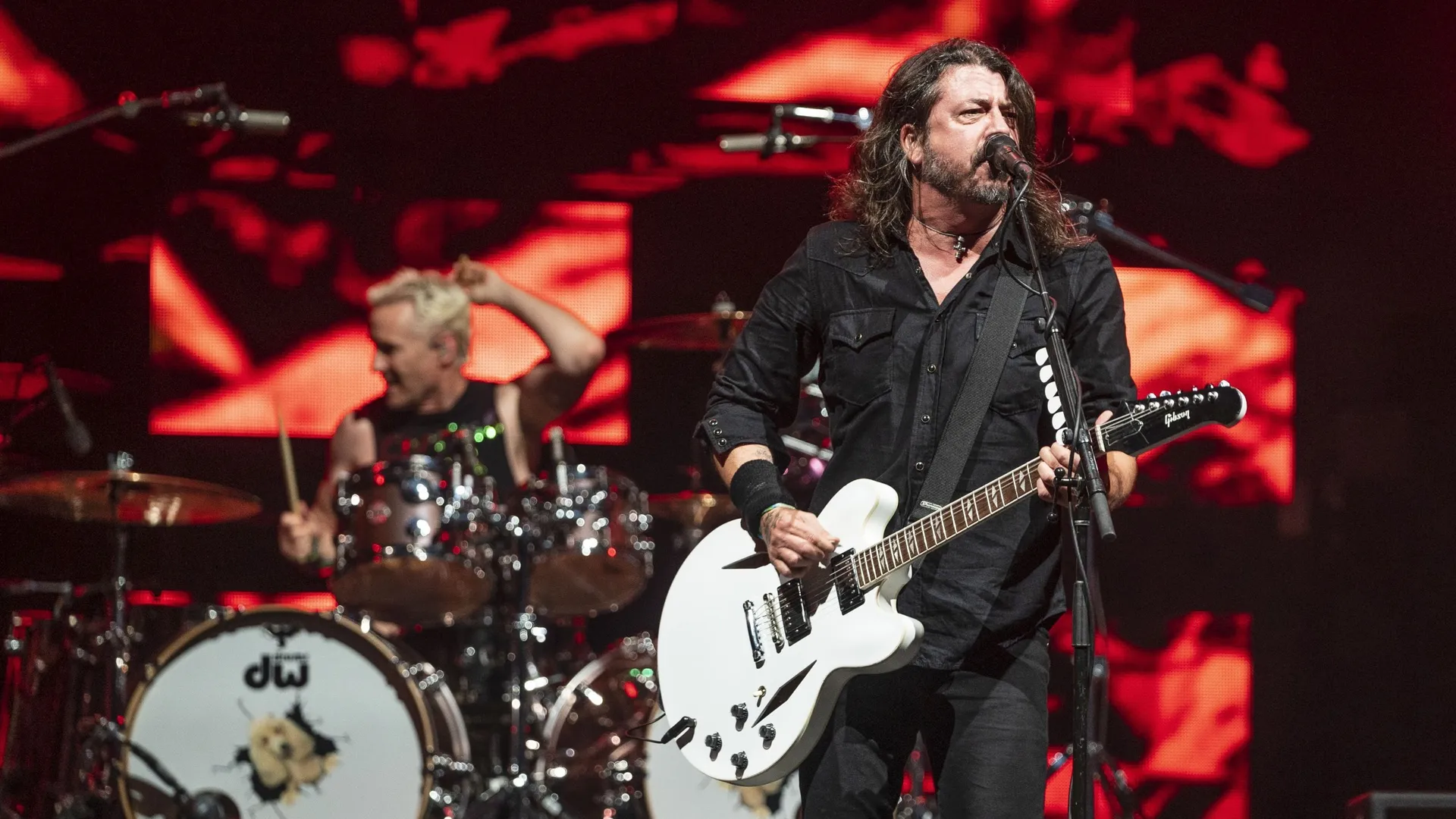 Dave Grohl des Foo Fighters réalise la 'Apple dance' sur TikTok avec sa ...