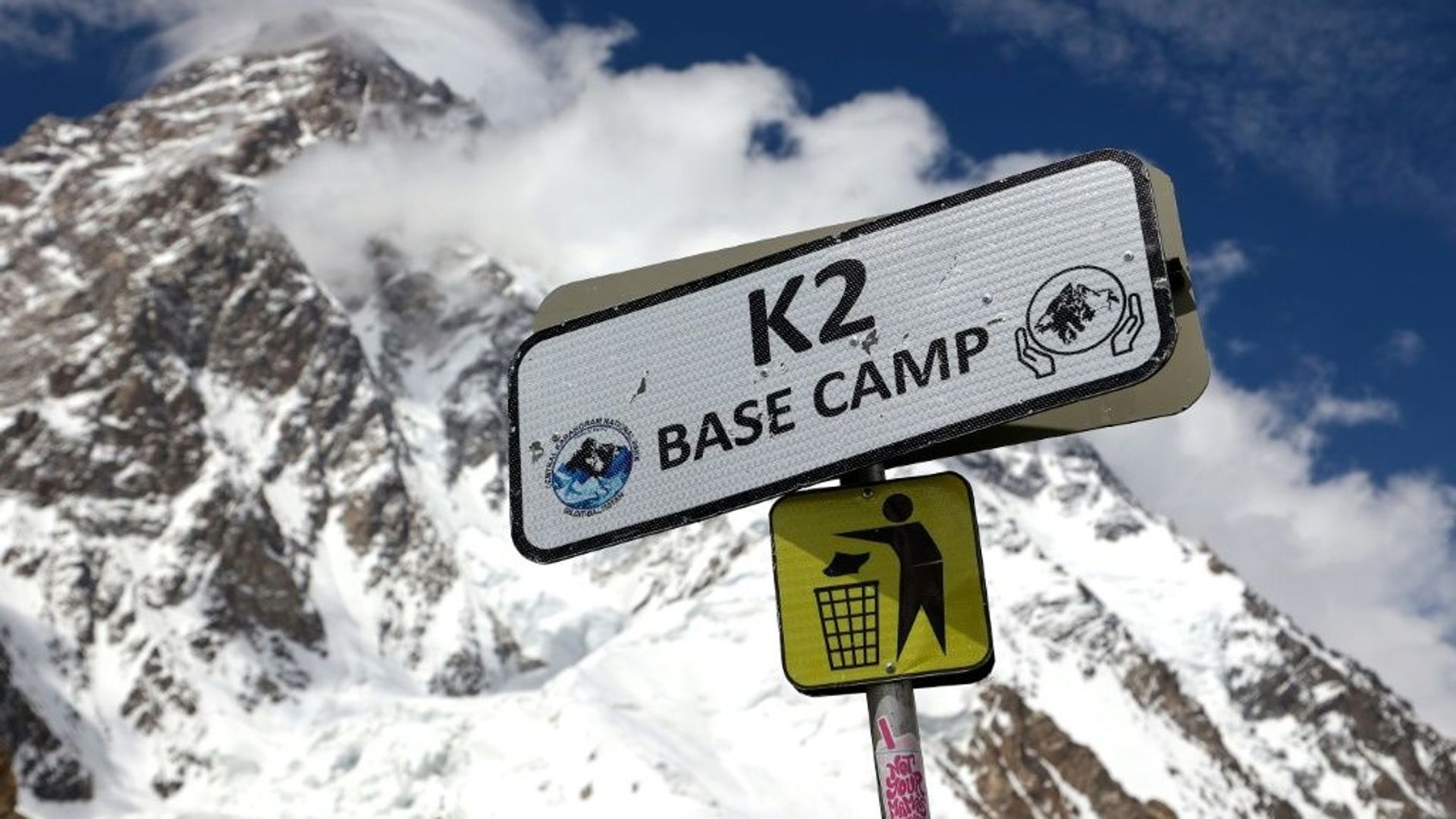 Un alpiniste pakistanais nettoie le K2 en hommage à son père disparu ...