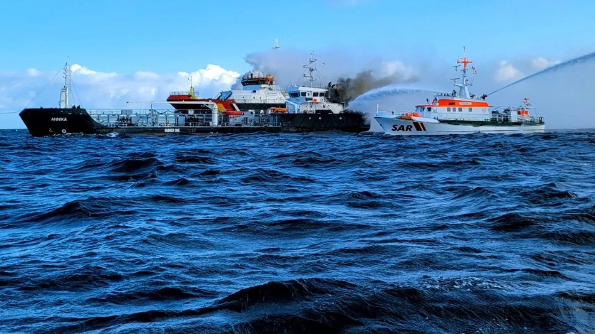Pétrolier grec attaqué par les Houthis en mer Rouge : le navire en feu ...
