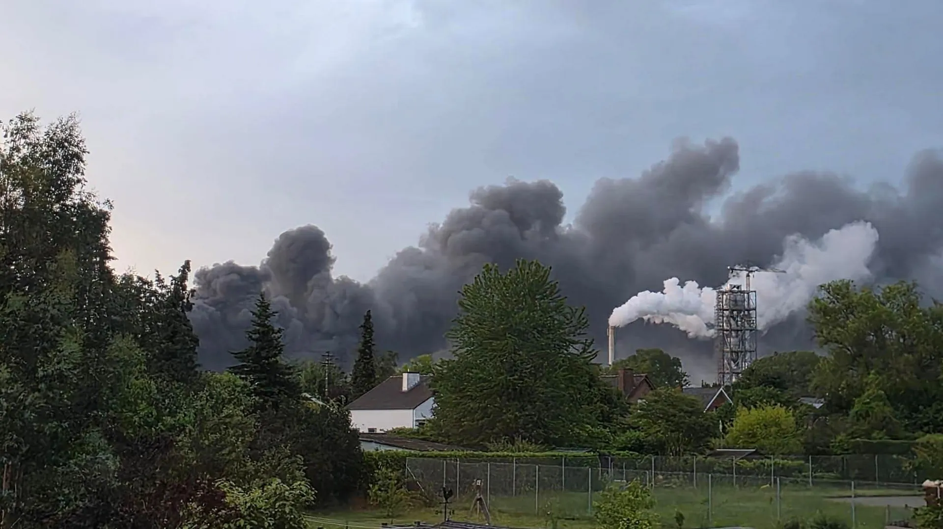 400 tonnes de carcasses de voitures en train de brûler à Obourg : les ...