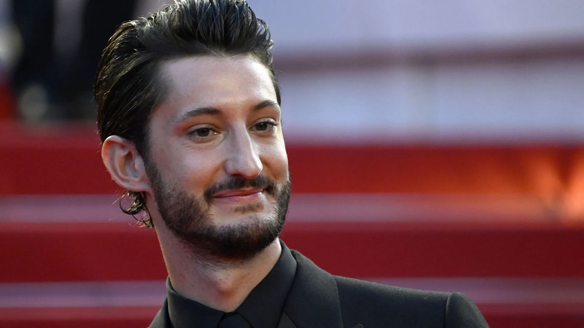Pierre Niney en gourou captivant : les premières images dévoilées dans ...