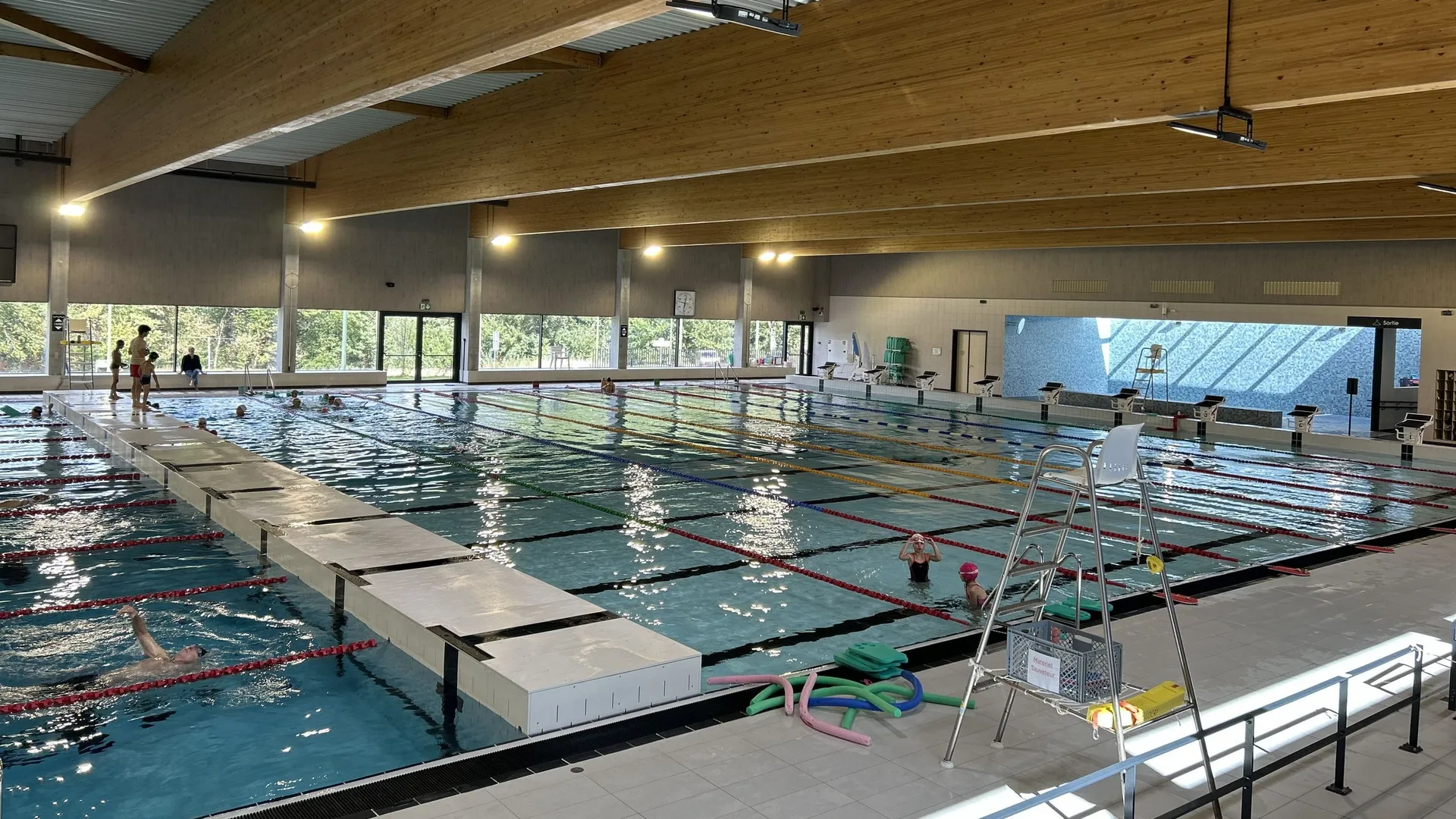 Avec 485.000 nageurs en un an, la nouvelle piscine olympique du Blocry ...