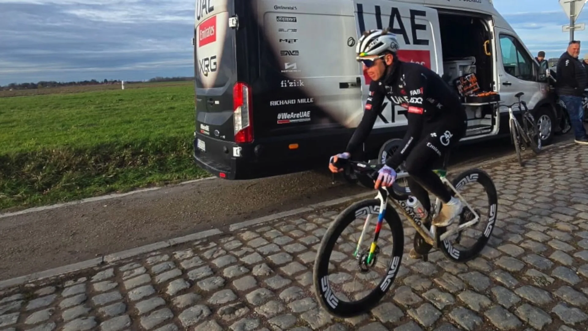 Tadej Pogacar en reconnaissance sur les pavés de Paris-Roubaix avec Tim ...
