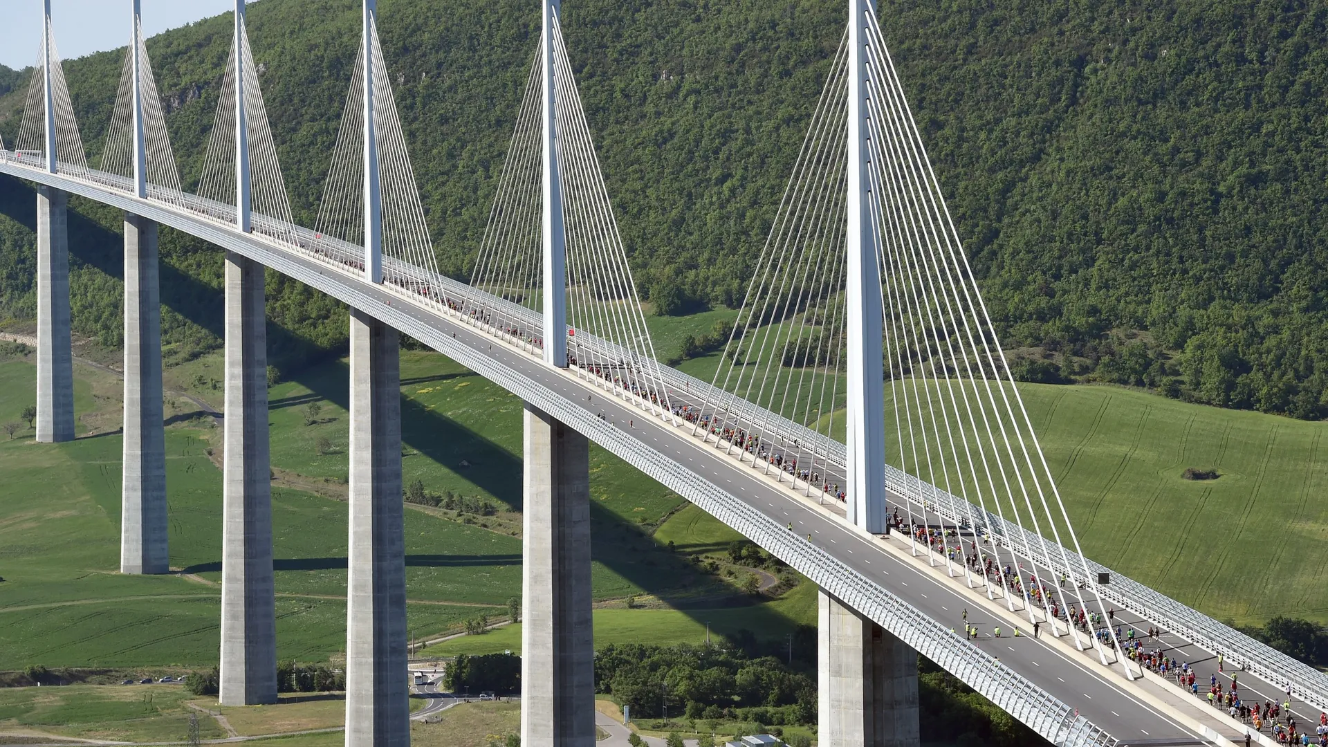 Le Viaduc de Millau: un ouvrage record 10 ans après - RTBF Actus