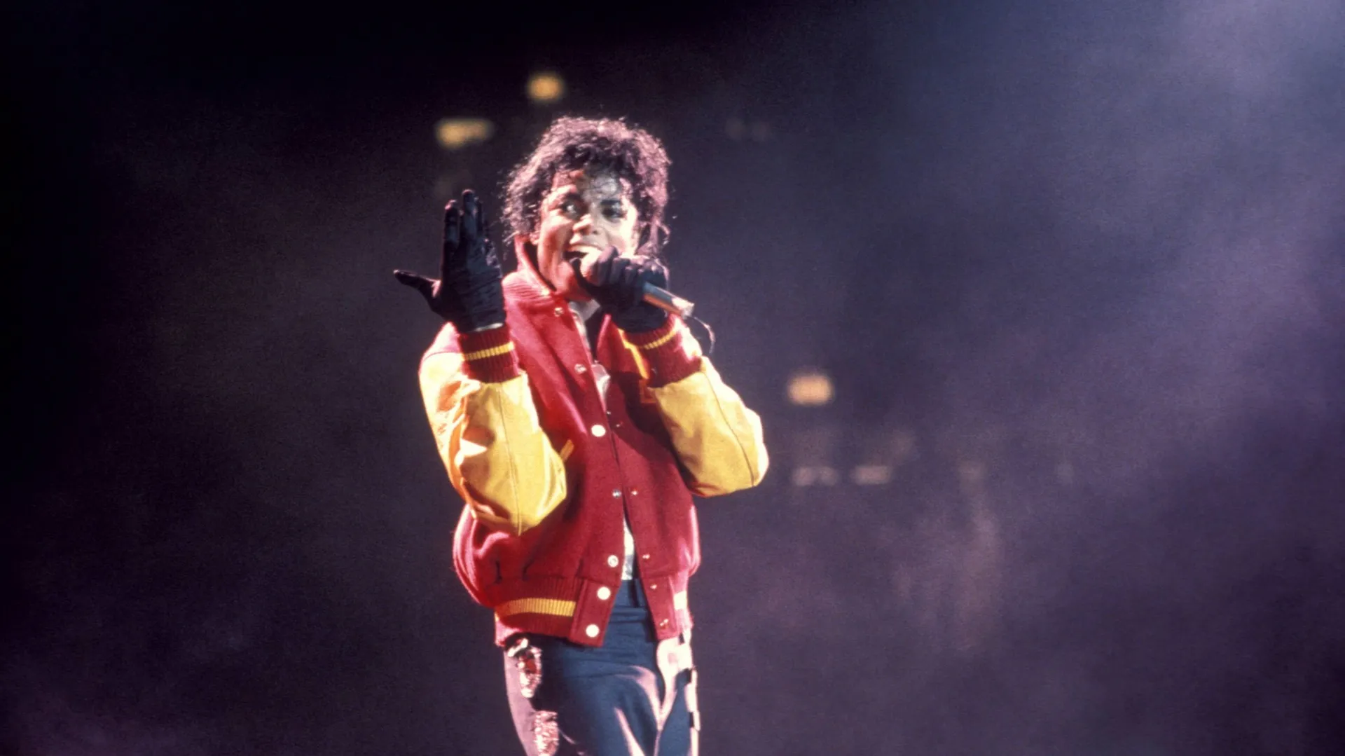 Regardez cet homme arrêter un bus à Liège pour chanter Michaël Jackson ...