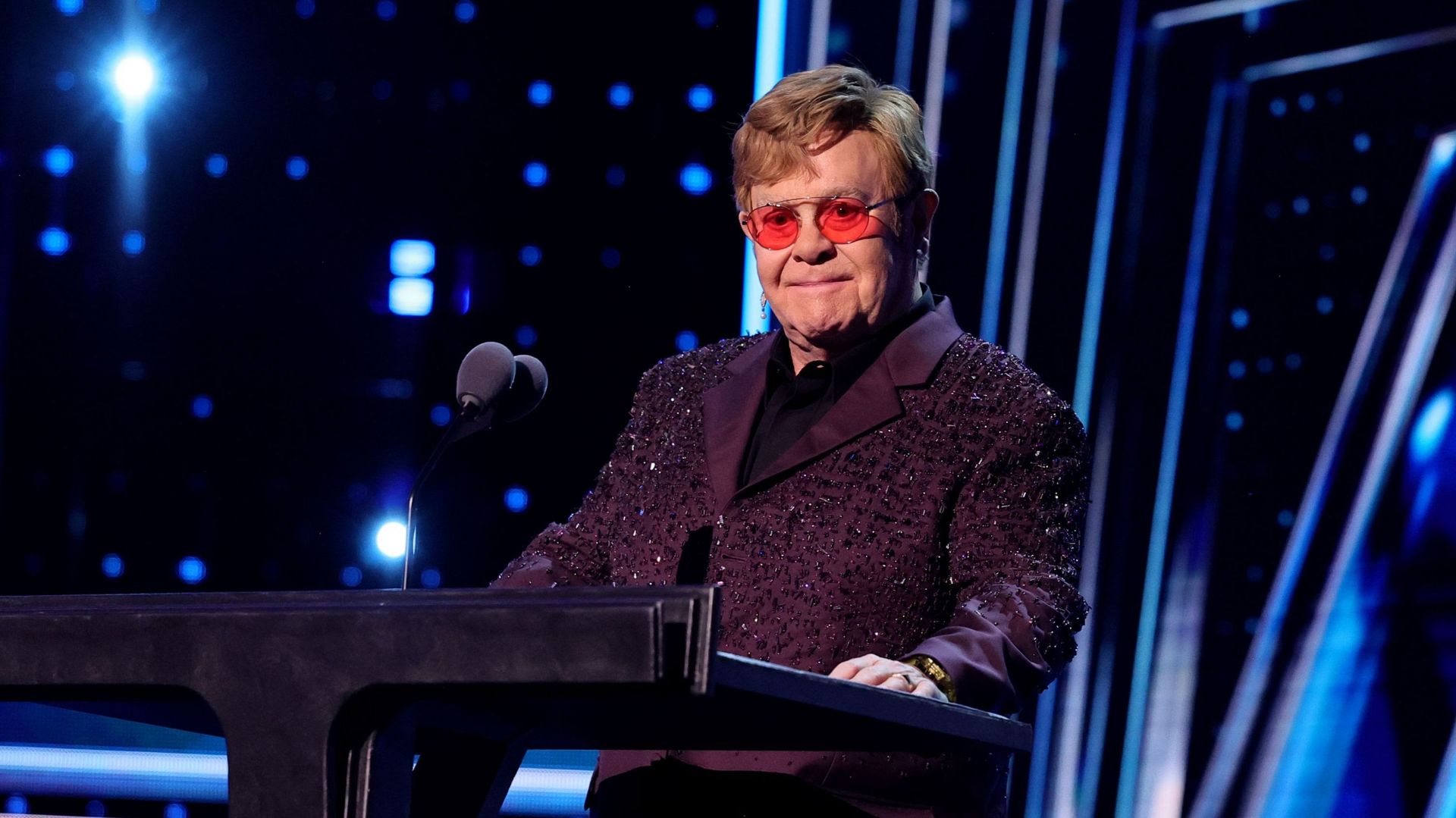 Elton John revient sur sa carrière dans la bande-annonce du ...