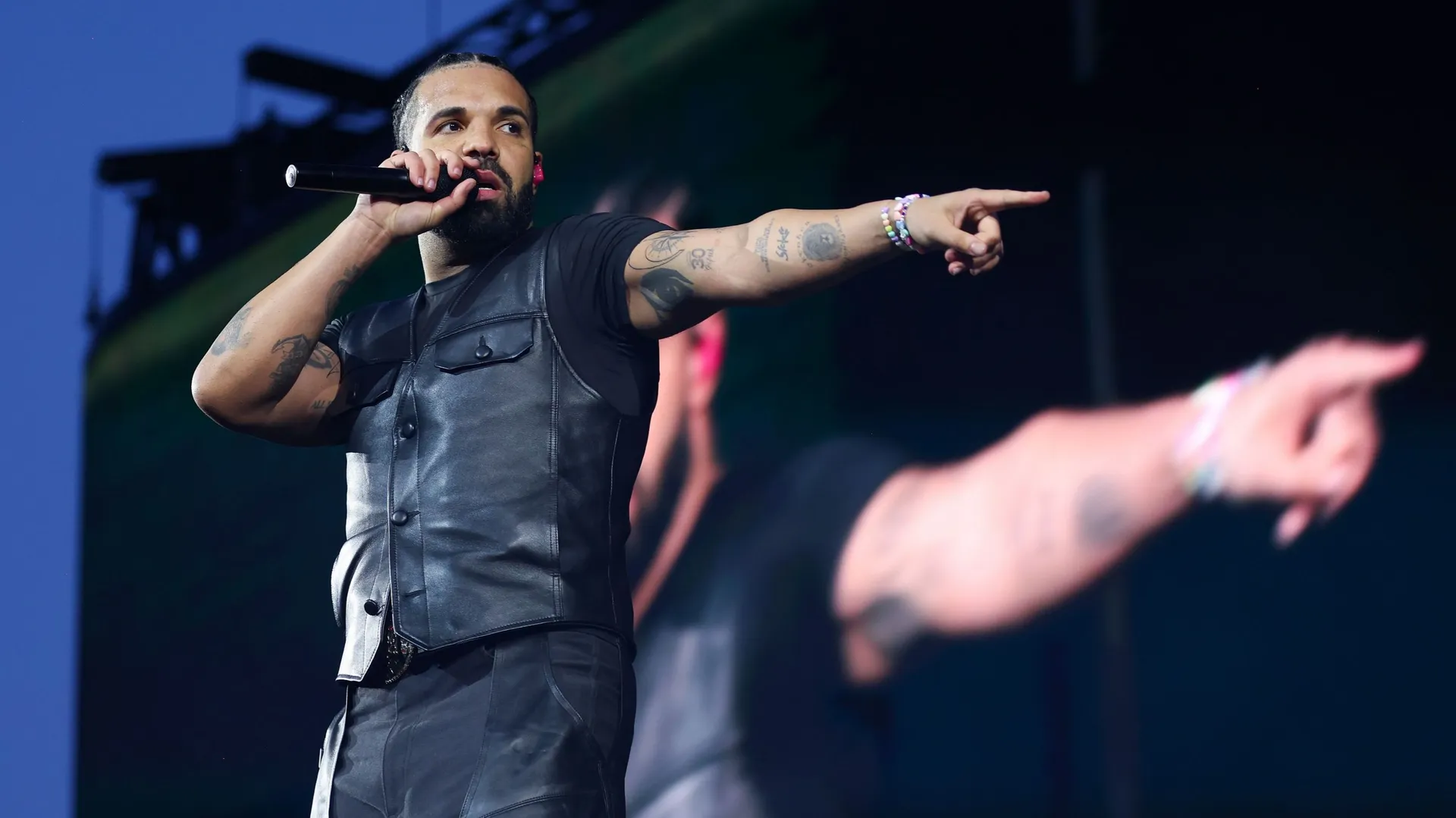 Avec ses 3 albums sortis le même jour, Drake bat un record historique ...