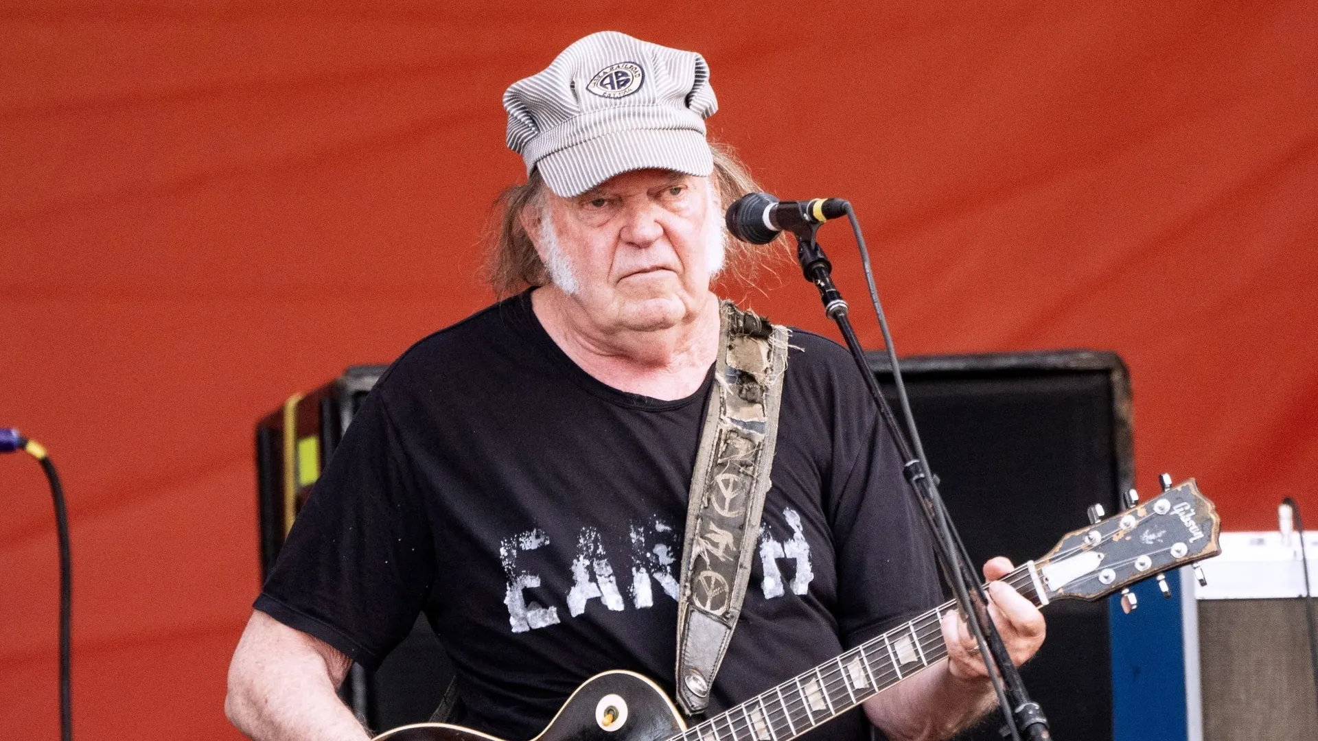 Neil Young annonce la sortie d'un nouvel album inspiré par 'le pire ...