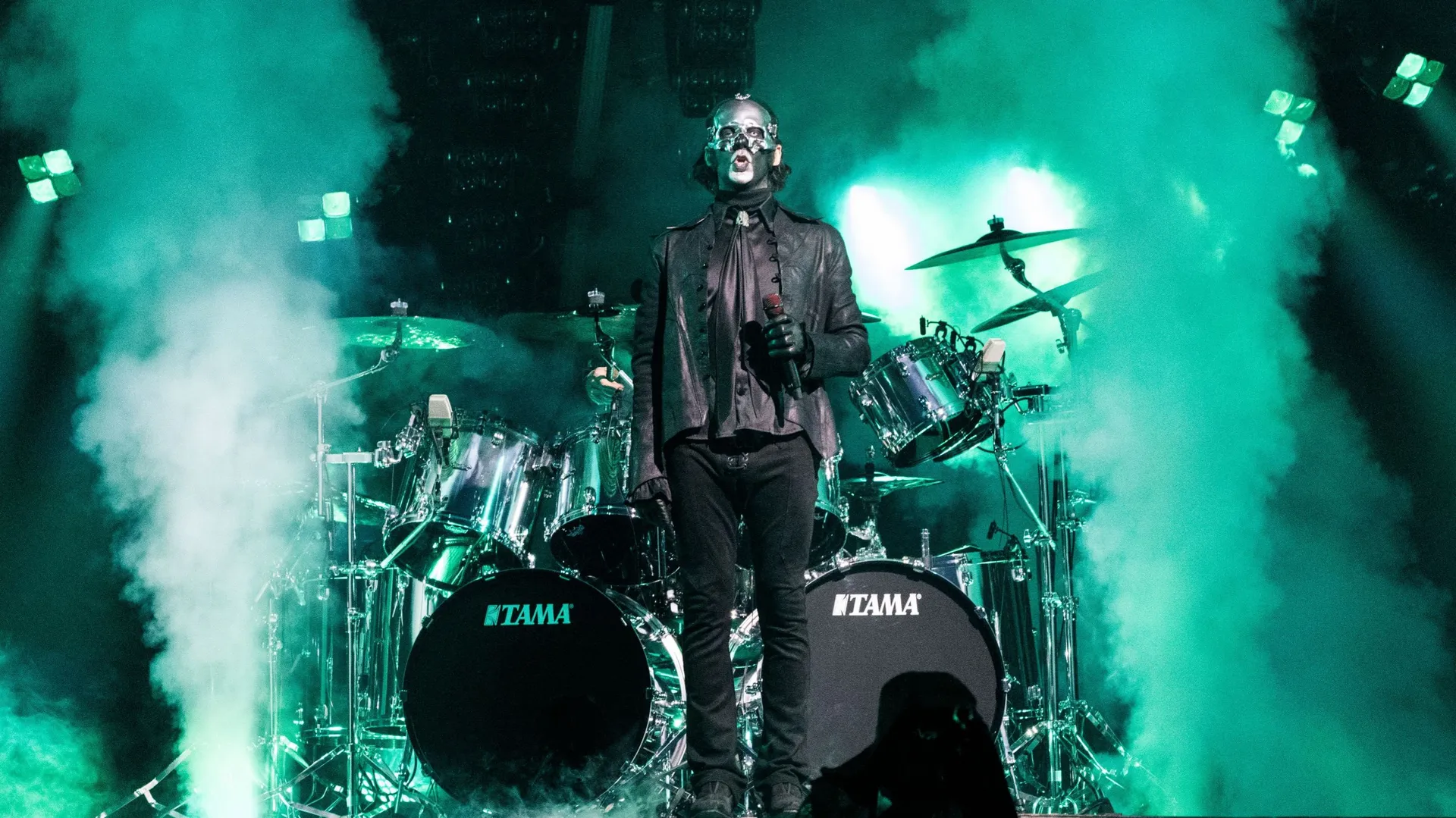 Tobias Forge de Ghost chante 'Bohemian Rhapsody' de Queen devant Brian ...