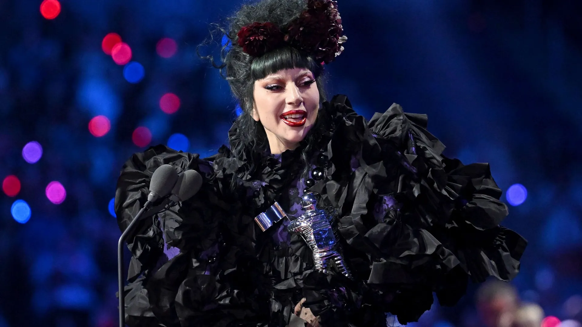 Lady Gaga dévoile le clip de 'The Dead Dance' réalisé par Tim Burton ...