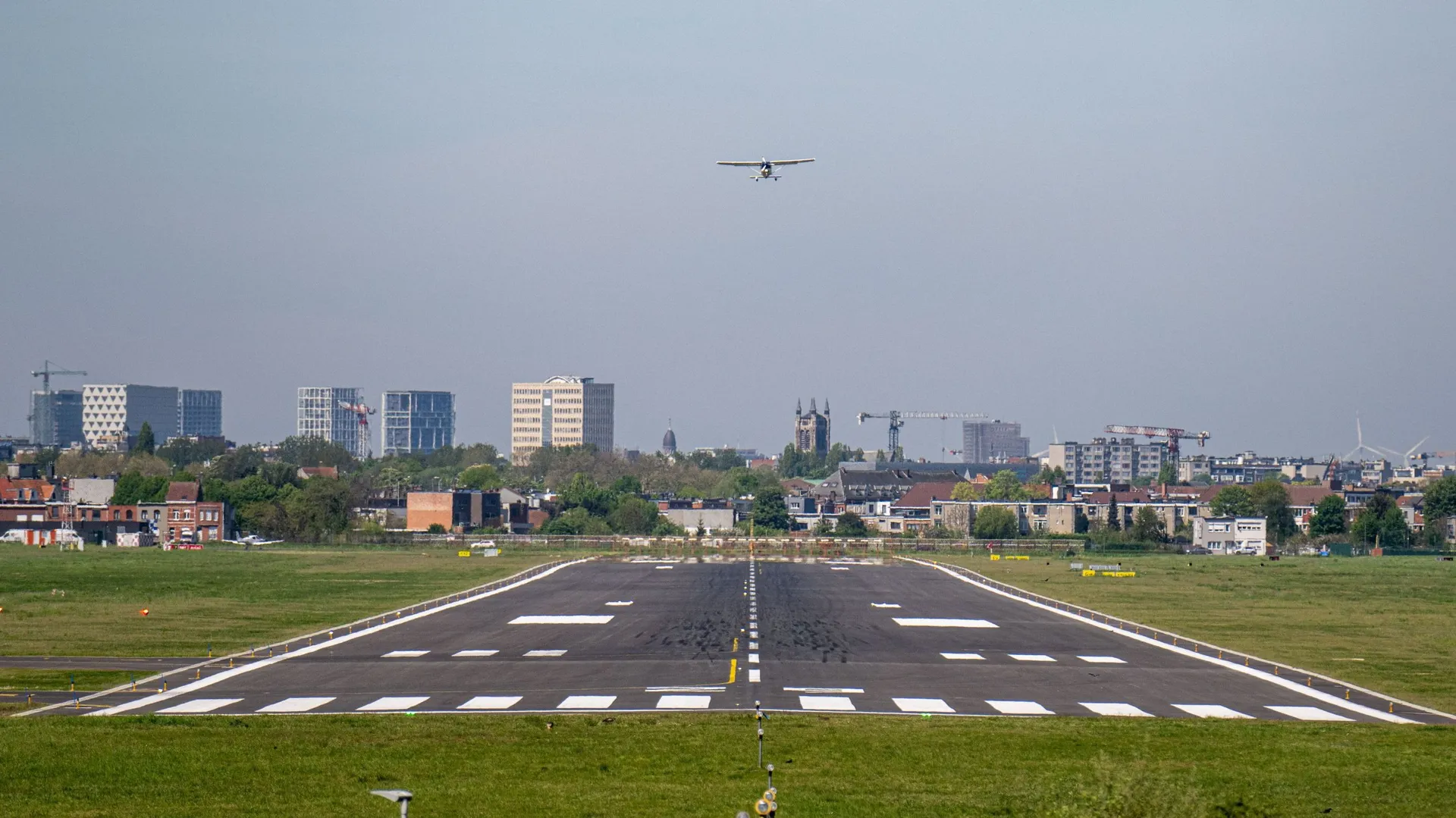 Survol de drones en Belgique : l’aéroport de Deurne survolé, après ...