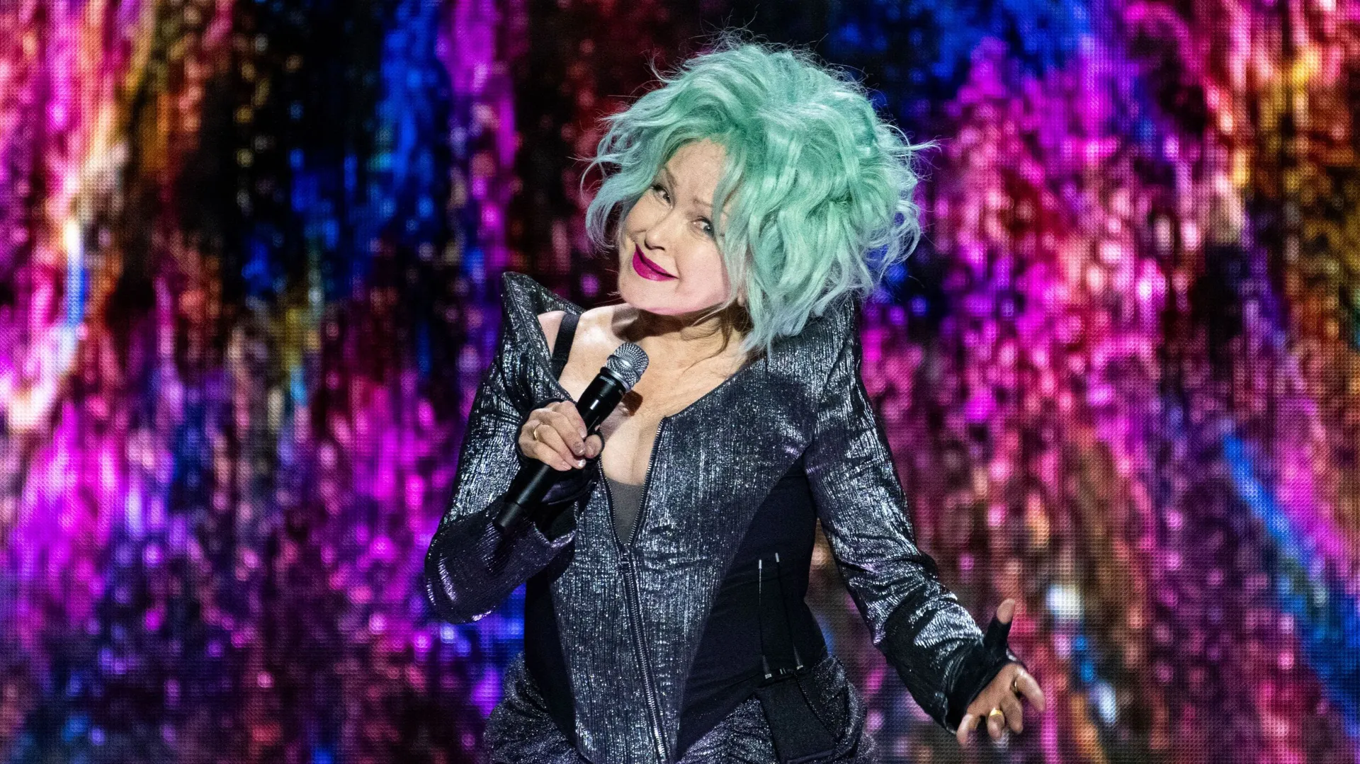 Cyndi Lauper organise un 'vide-grenier' caritatif de ses tenues de ...