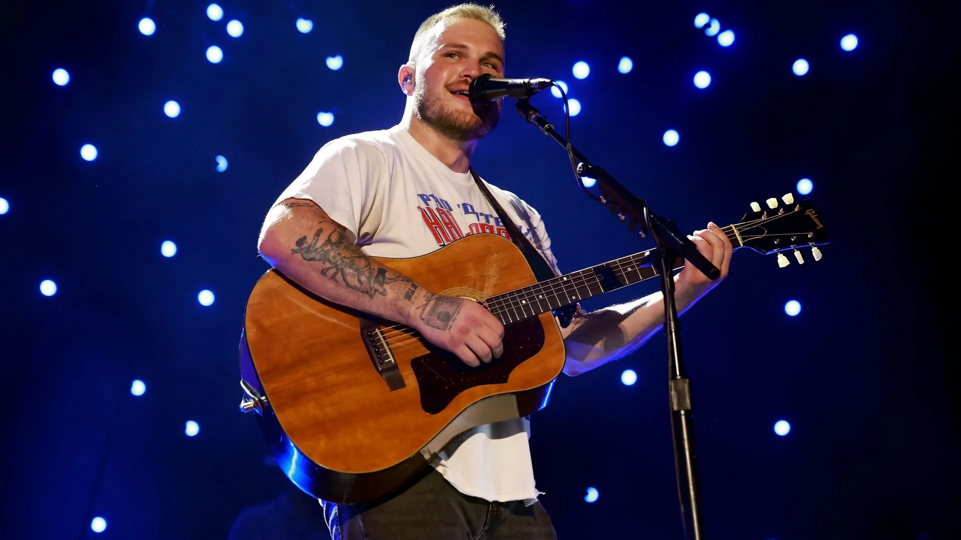 Qui est cet artiste américain peu connu en Belgique qui bat des records ...
