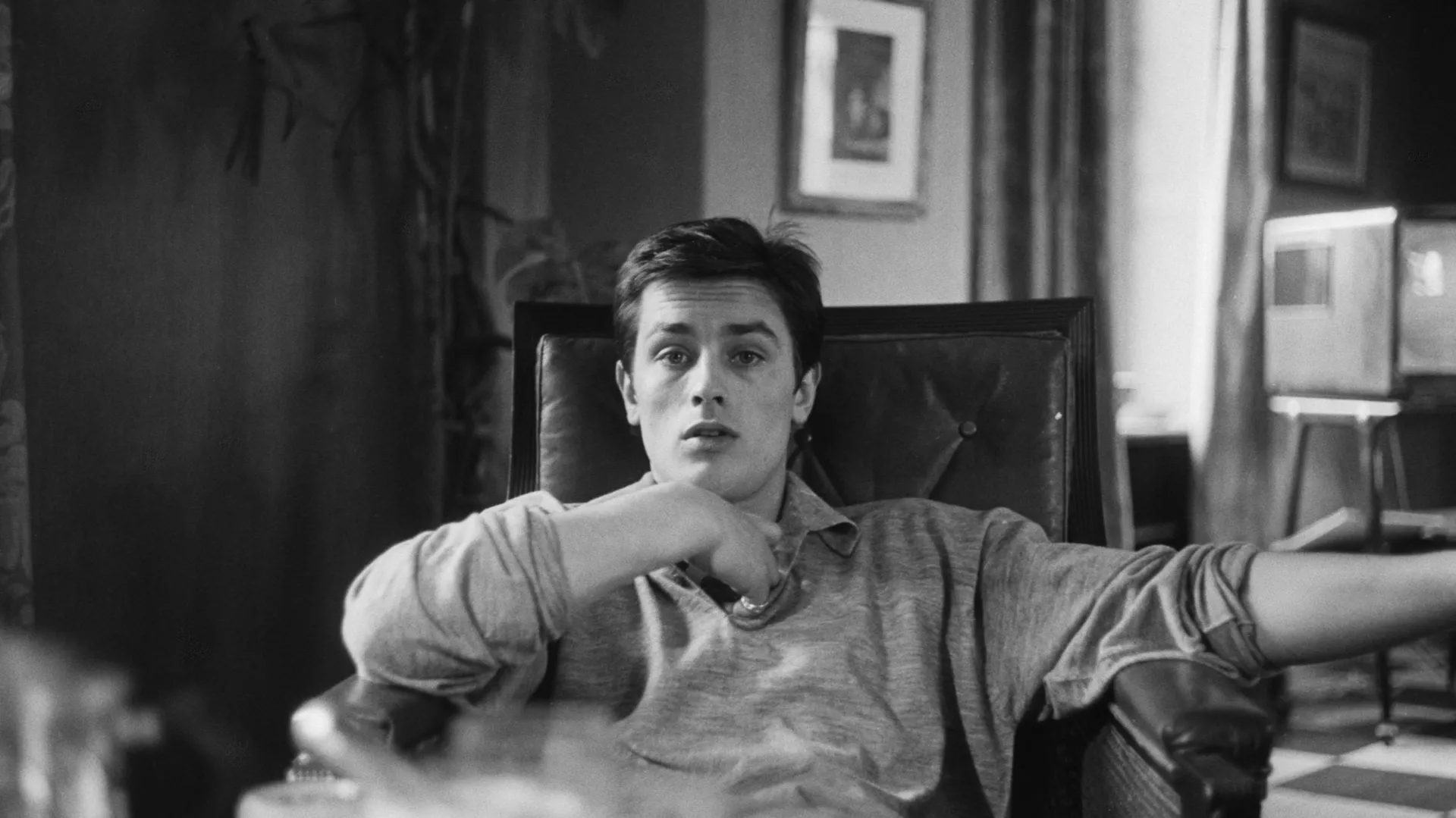 Alain Delon : l’enfant solitaire derrière la beauté arrogante - RTBF Actus