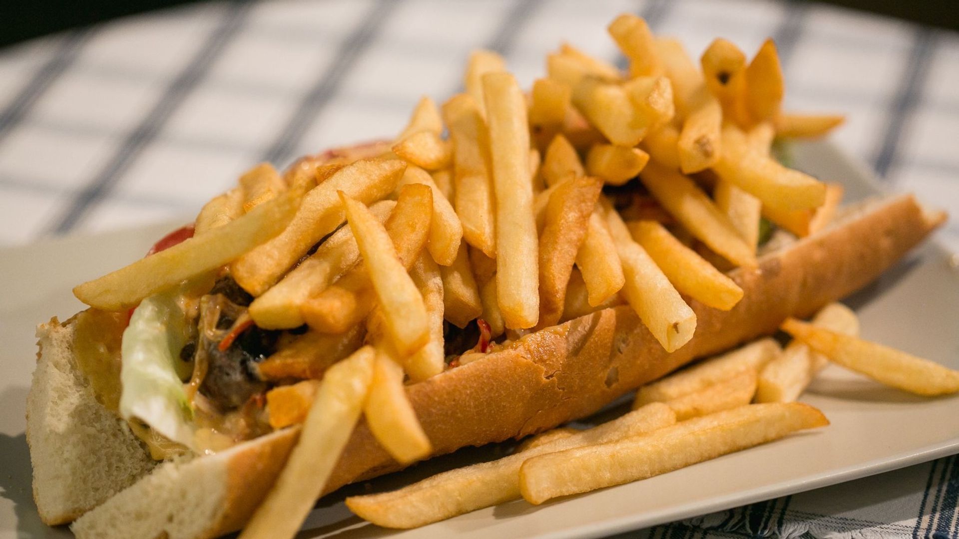 Mitraillette, frites, sauce andalouse et cookies au micro-onde - RTBF Actus