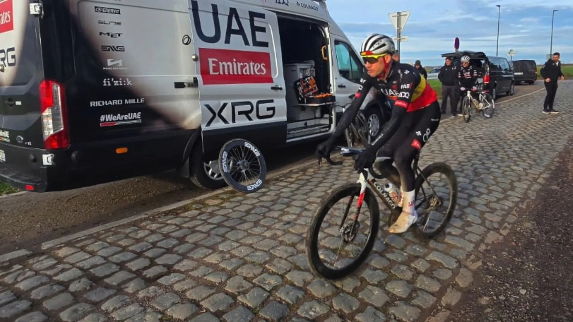 Tadej Pogacar en reconnaissance sur les pavés de Paris-Roubaix avec Tim ...