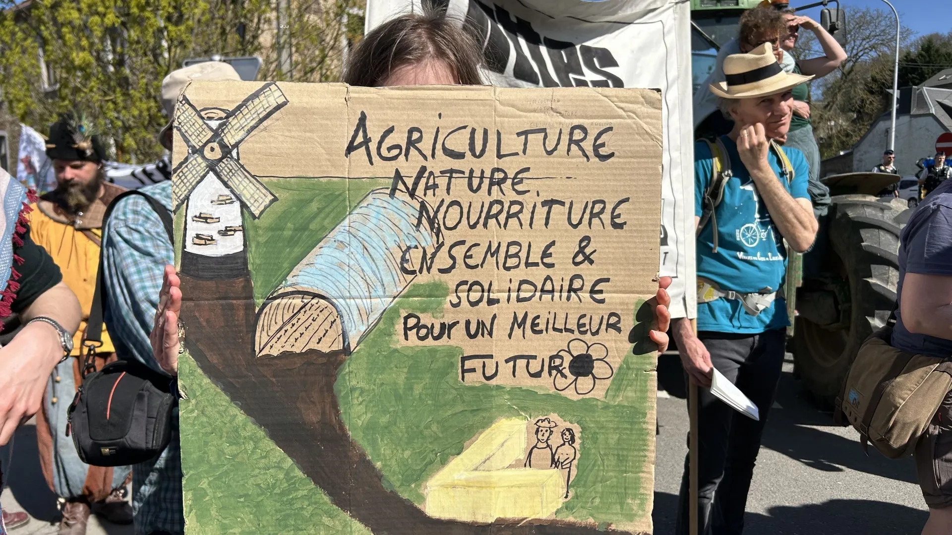 Floreffe : pierres en papier mâché, costumes médiévaux et calicots ...