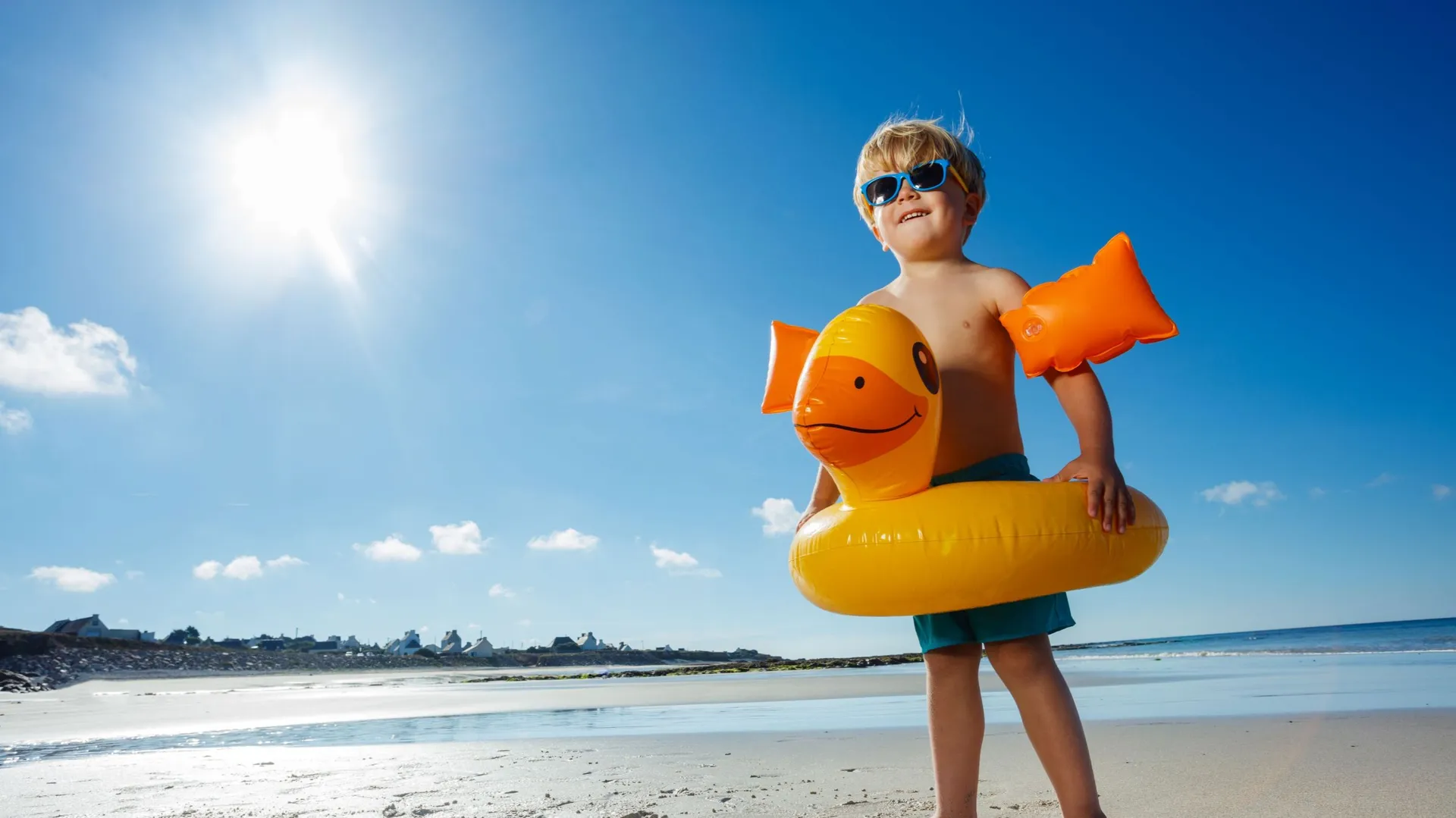 Comment bien protéger les enfants du soleil ? - RTBF Actus