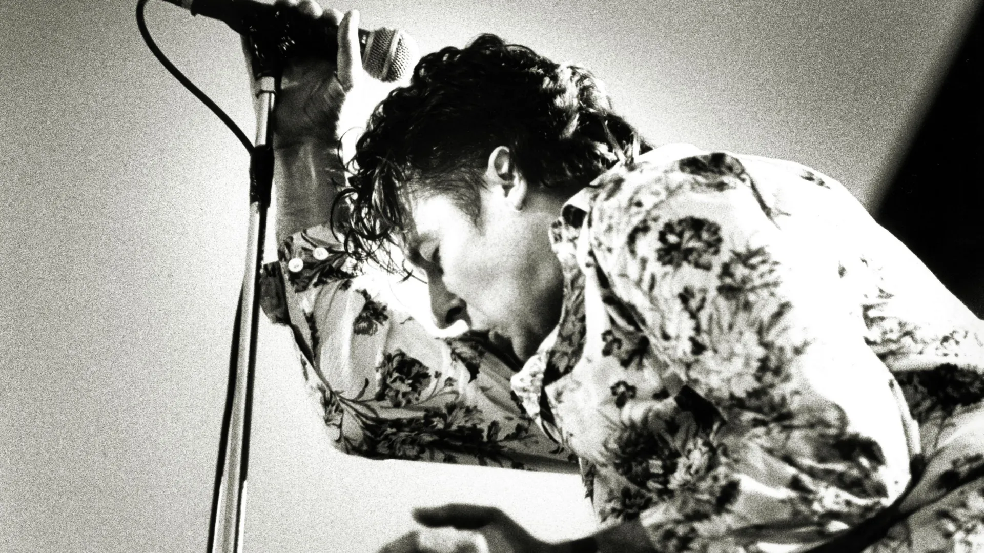 Sennen Bay, invité de Samy et Lou, interprète 'Gravity' dans la Tipik Live Room - RTBF Actus