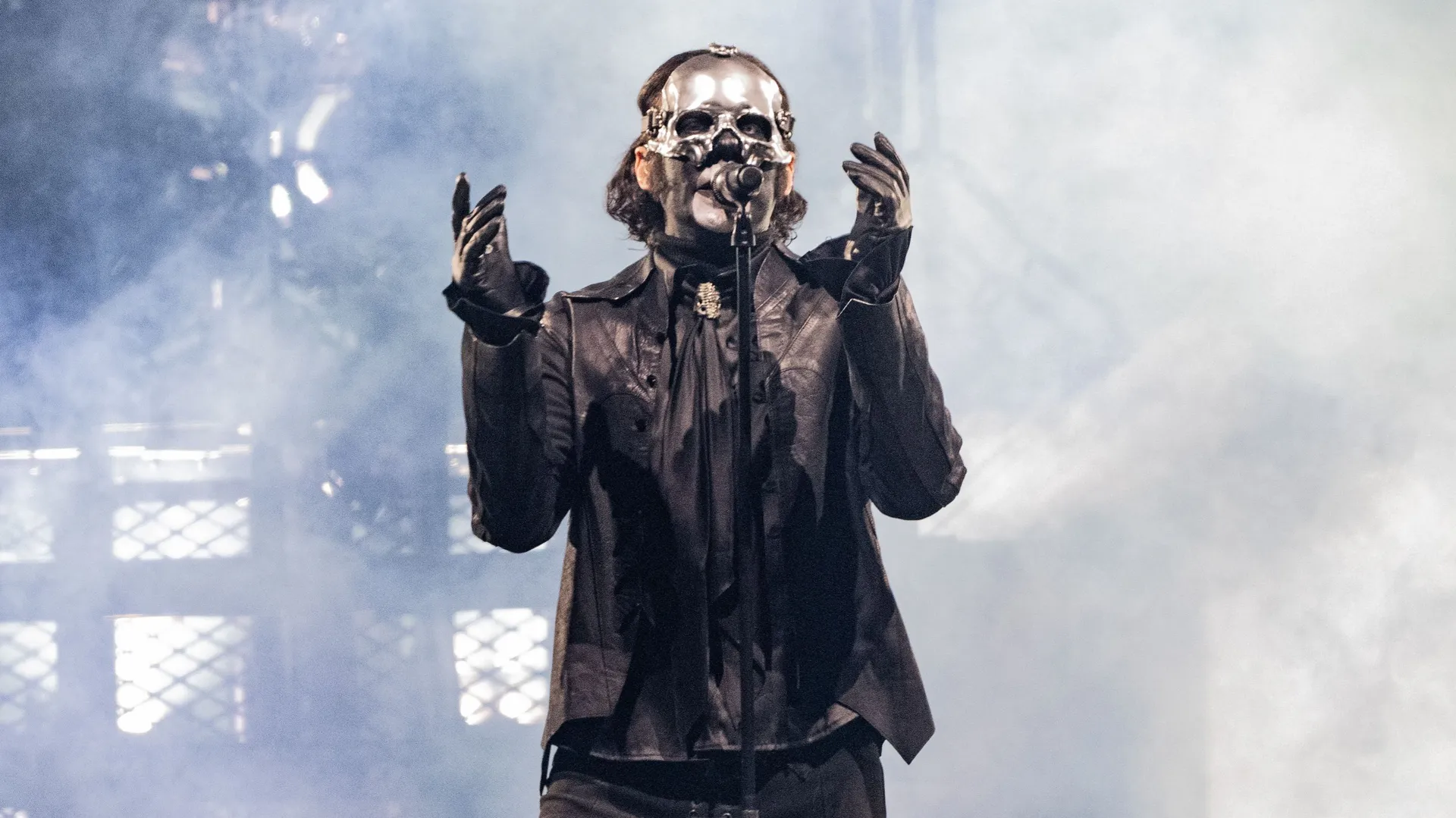 Tobias Forge de Ghost chante 'Bohemian Rhapsody' de Queen devant Brian ...