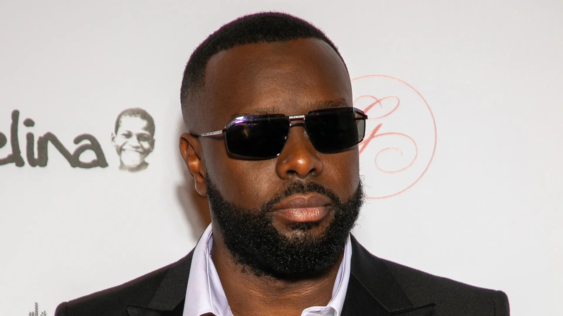 Le chanteur Gims crée la surprise en apparaissant sans lunettes - RTBF ...