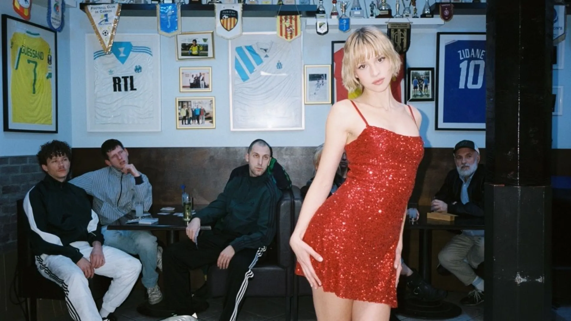 Angèle dévoile une ode à la liberté sensuelle dans son nouveau clip ...