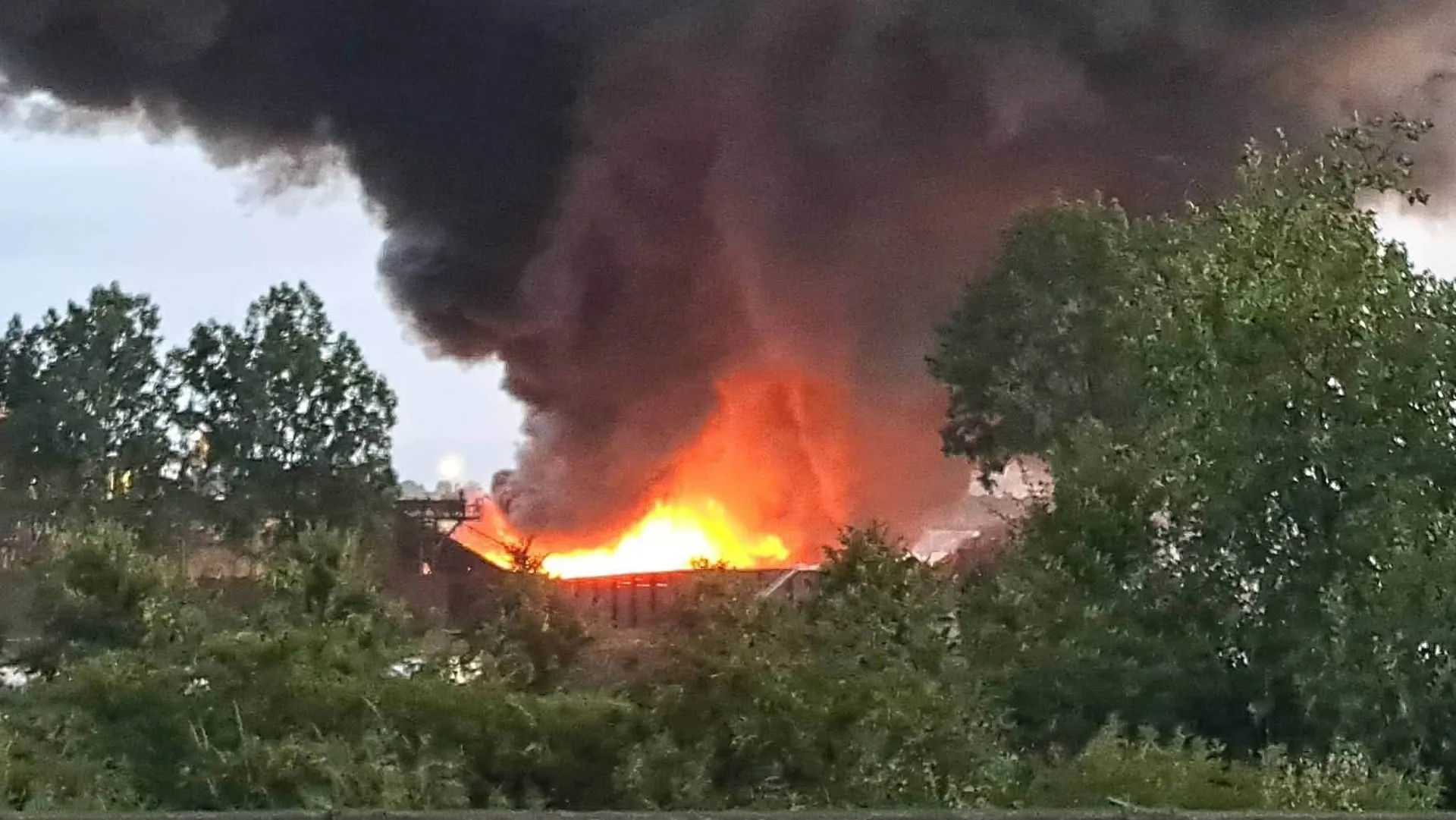 400 tonnes de carcasses de voitures en train de brûler à Obourg : les ...