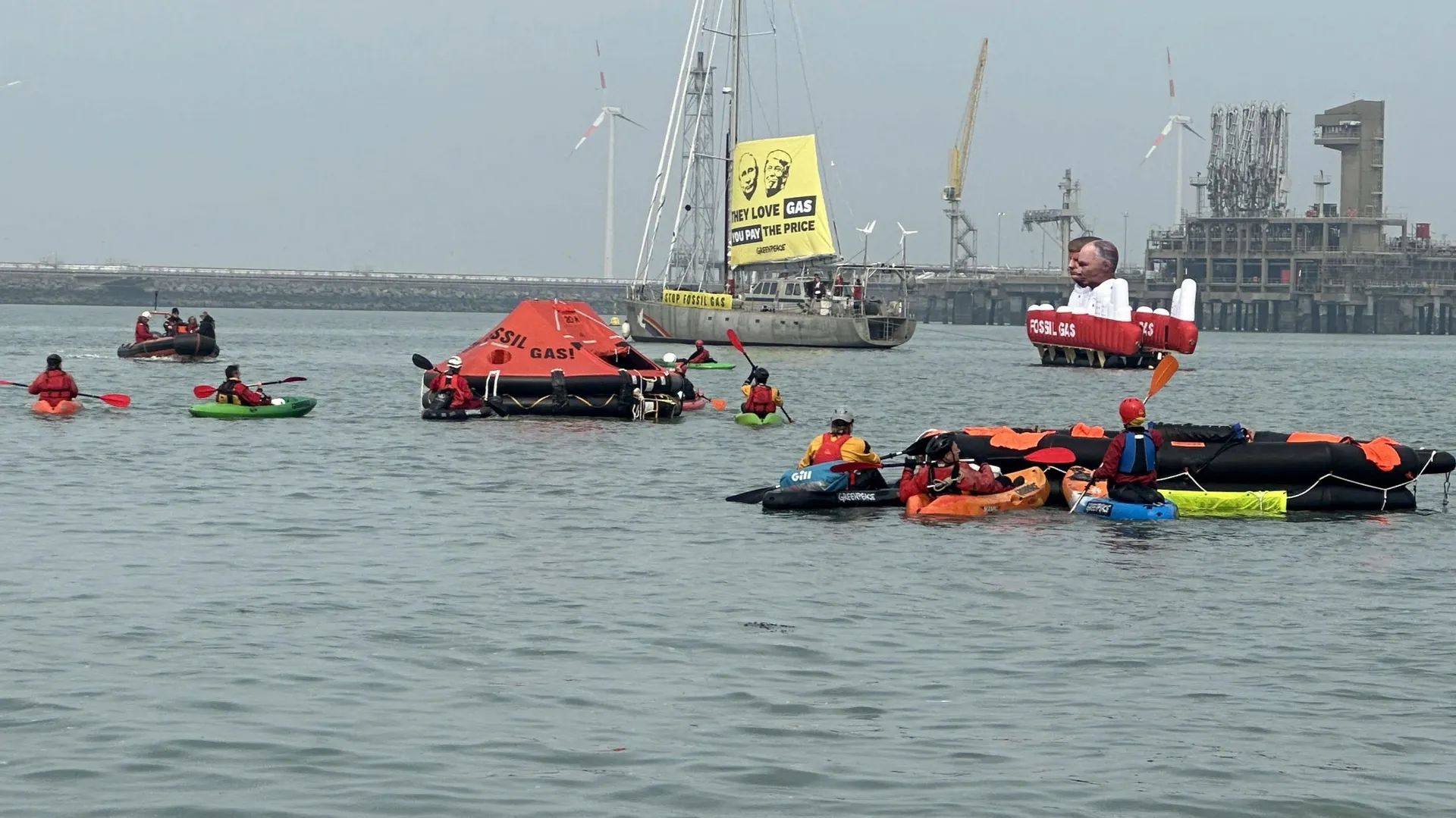 'Stop au gaz fossile': environ 70 activistes de Greenpeace bloquent un ...