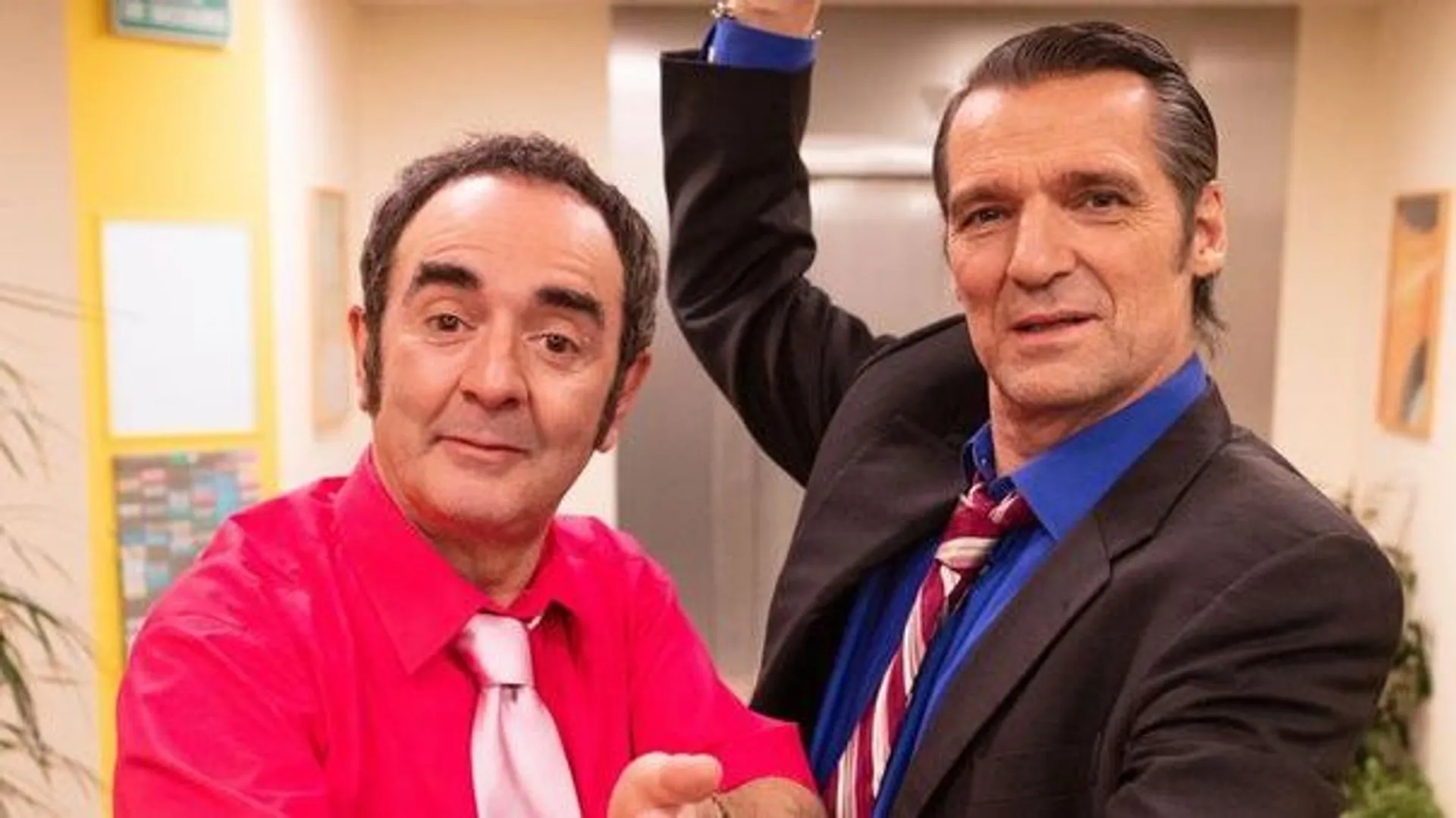 Caméra Café version 2026 : Bruno Solo et Yvan Le Bolloc’h rajeunis grâce à l’IA - RTBF Actus