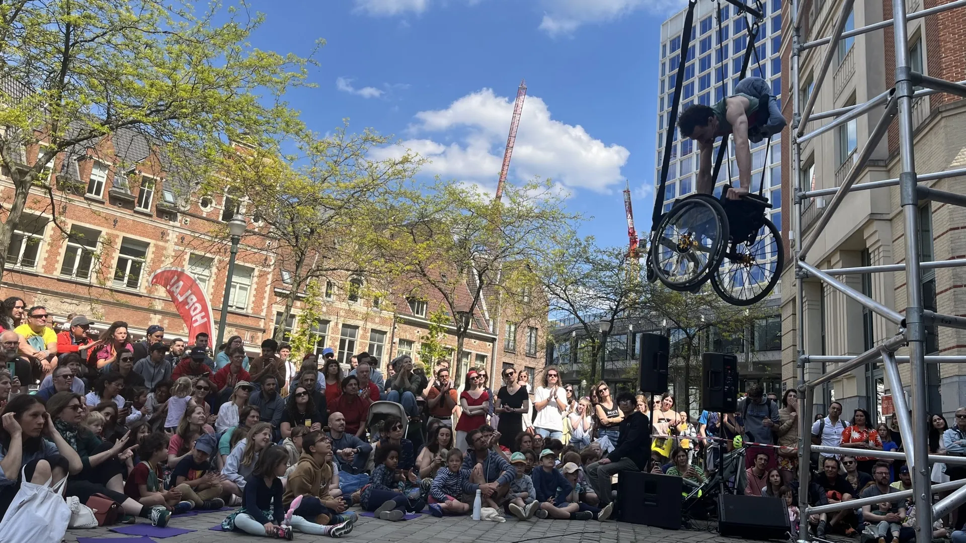 Cirque inclusif : quand le fauteuil roulant du trapéziste devient un ...