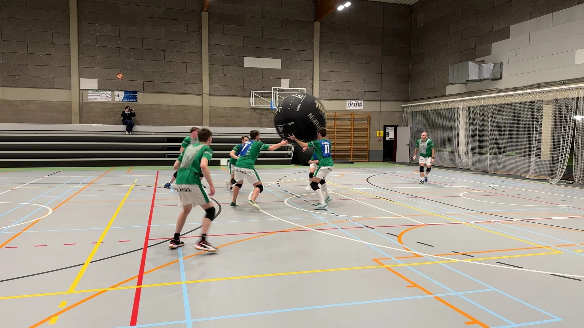 A la découverte du Kin-Ball : cette grosse balle a du succès en ...