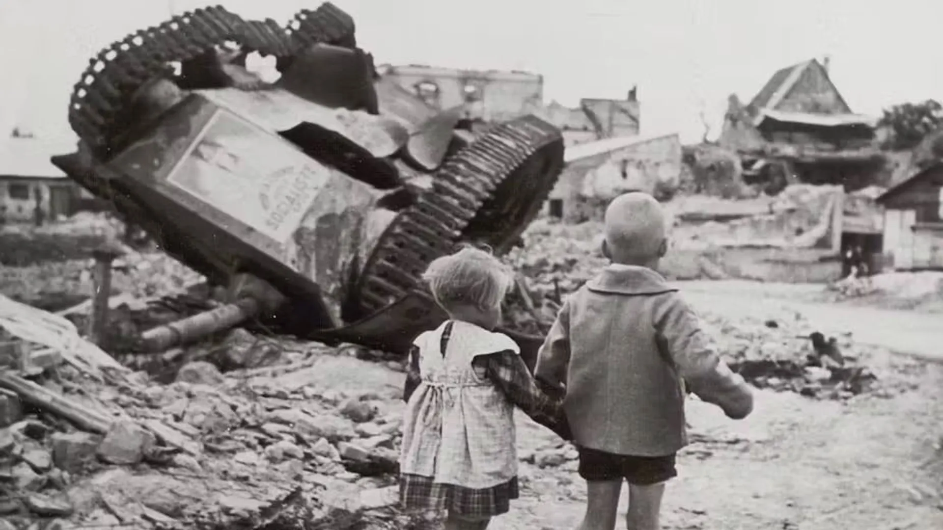 Les enfants dans la guerre : regards sur un siècle de conflits - RTBF Actus