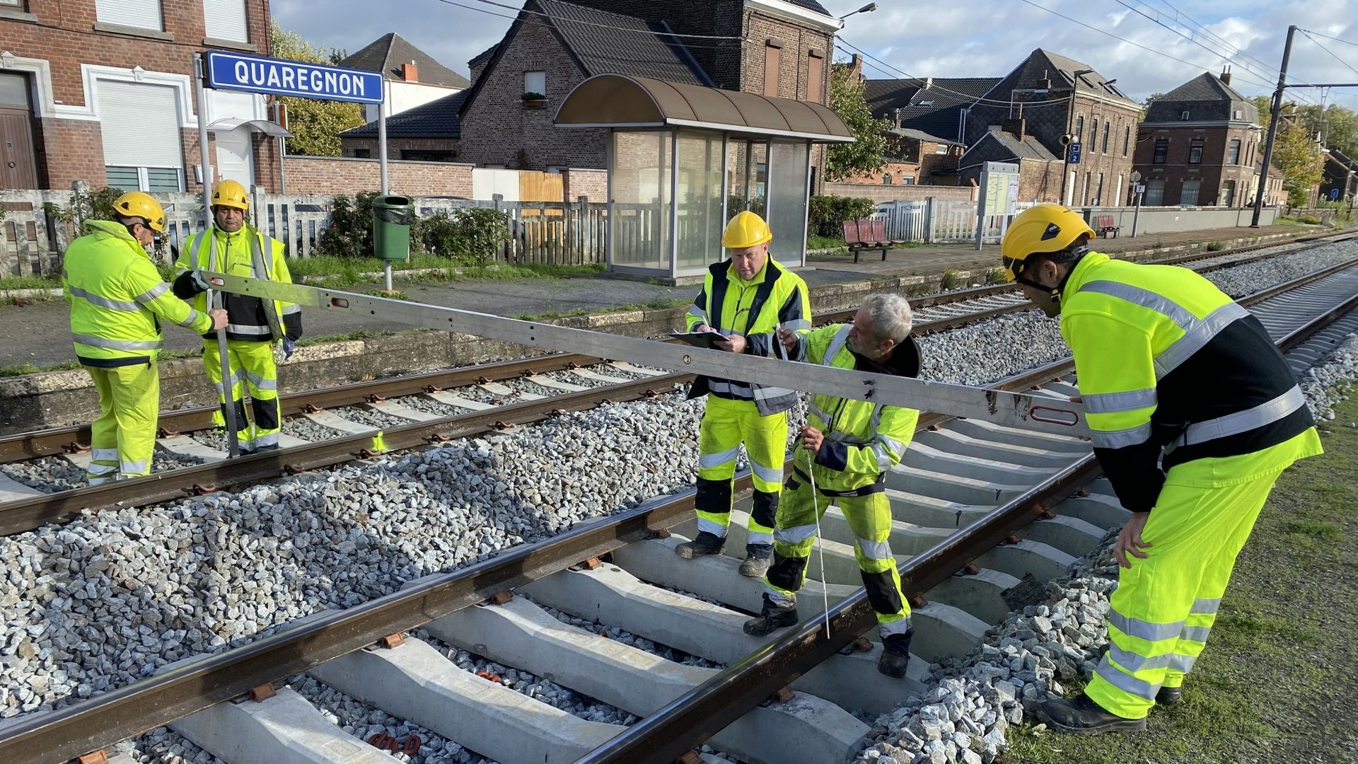 De nouvelles traverses sur la ligne de train Mons-Saint-Ghislain grâce ...