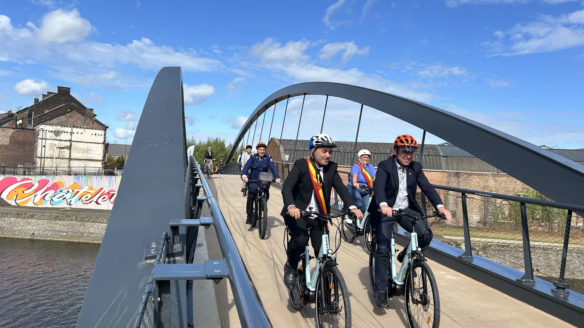 Châtelet : la passerelle cyclo-piétonne surplombant la Sambre ...